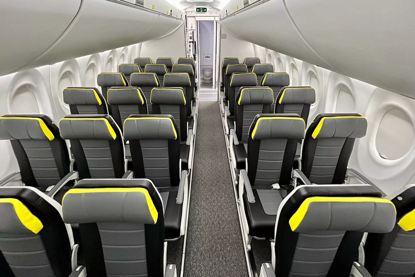 All'interno dell'elegante Airbus A220 di Breeze Airways con 36 poltrone reclinabili di prima classe 1447_33