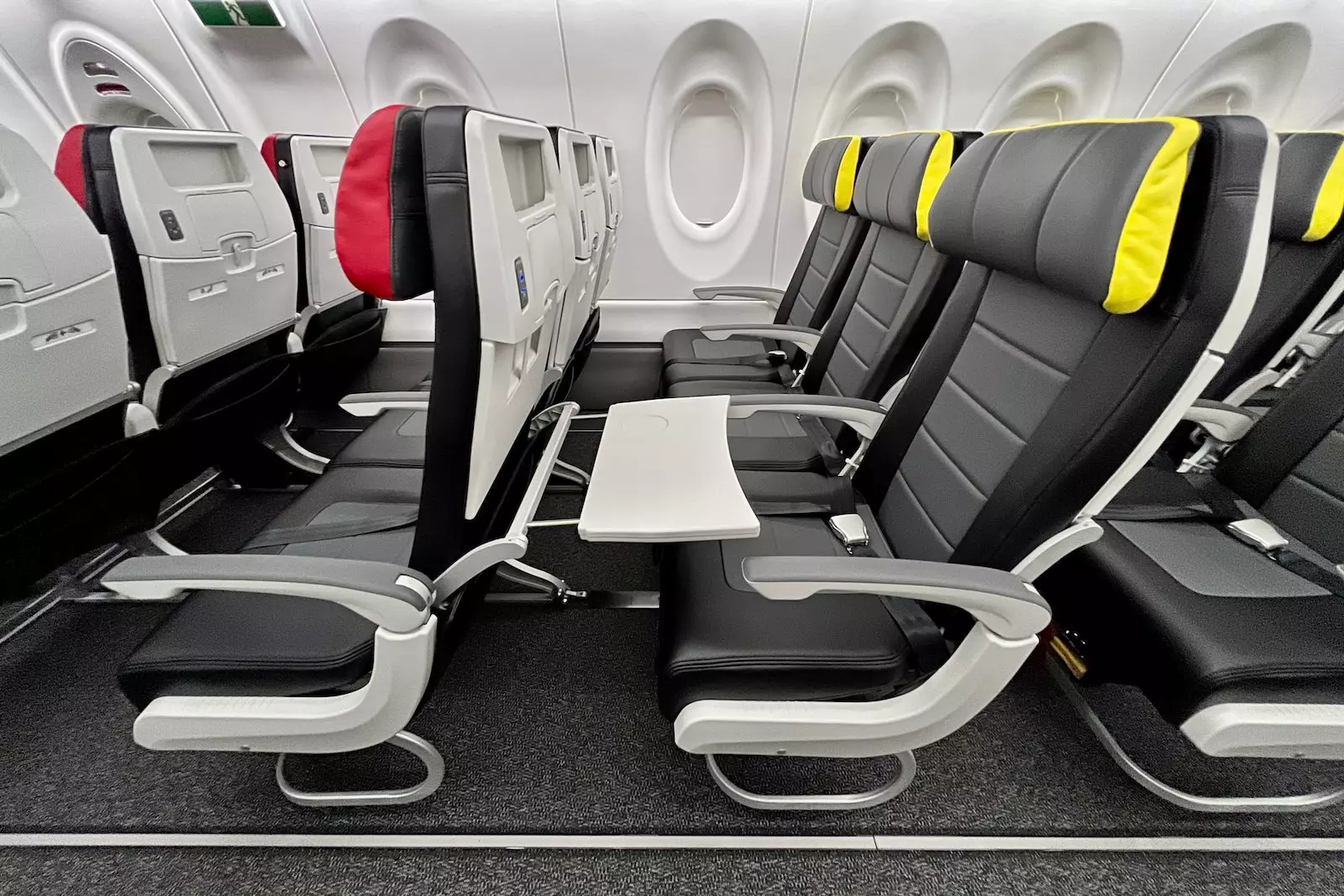 All'interno dell'elegante Airbus A220 di Breeze Airways con 36 poltrone reclinabili di prima classe 1447_36