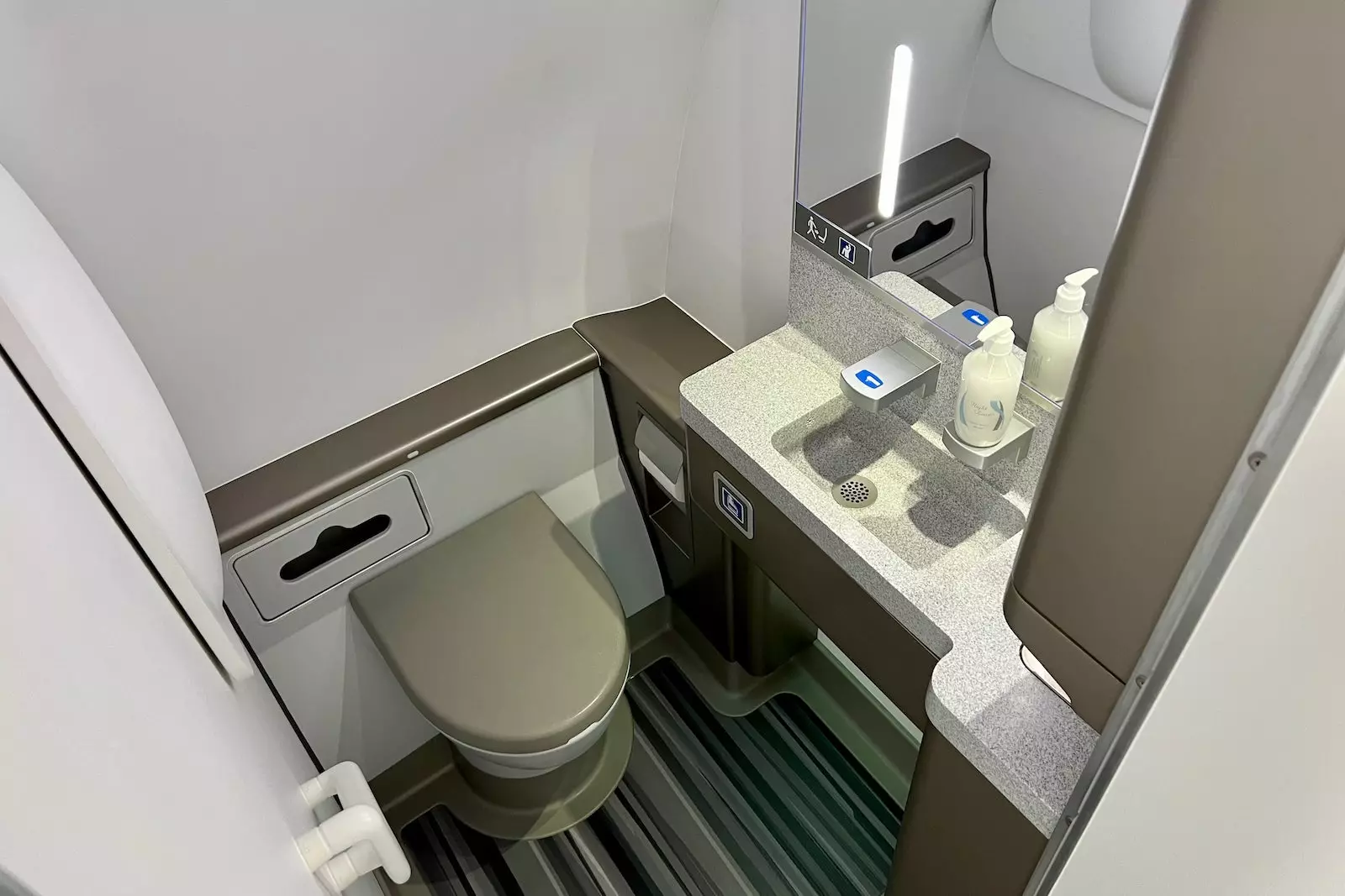 All'interno dell'elegante Airbus A220 di Breeze Airways con 36 poltrone reclinabili di prima classe 1447_37