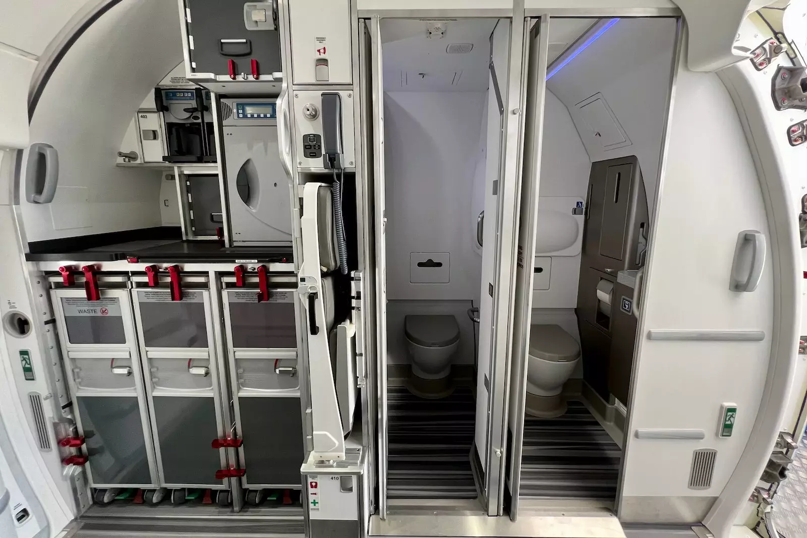 All'interno dell'elegante Airbus A220 di Breeze Airways con 36 poltrone reclinabili di prima classe 1447_38