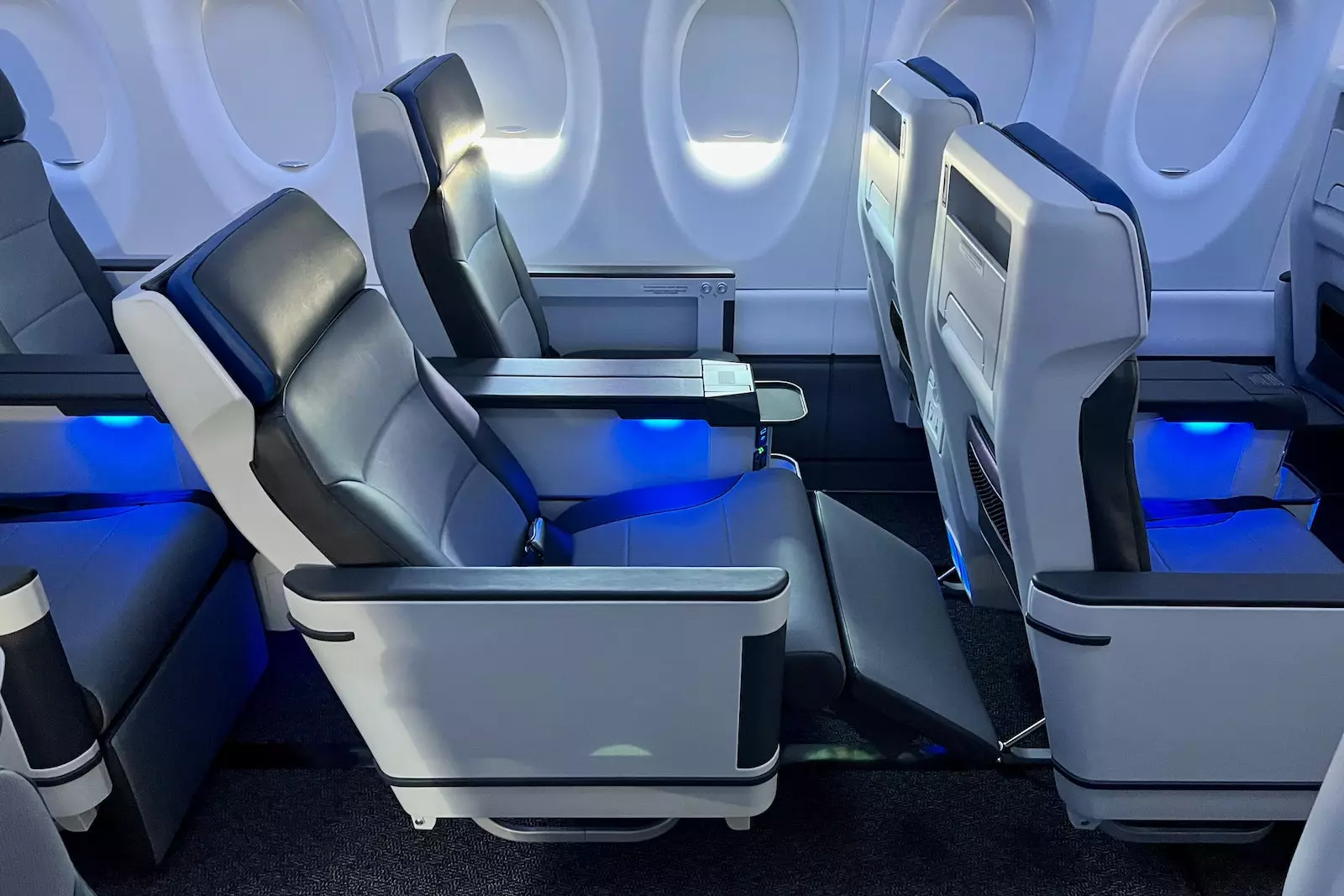 All'interno dell'elegante Airbus A220 di Breeze Airways con 36 poltrone reclinabili di prima classe 1447_39