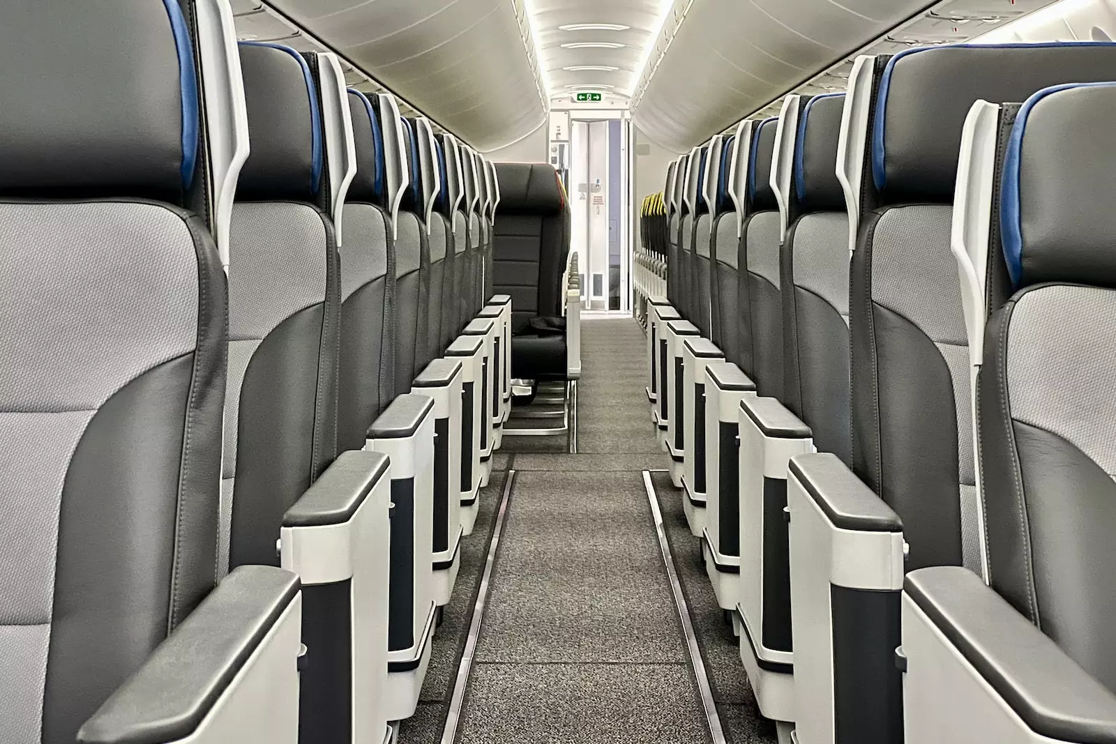 All'interno dell'elegante Airbus A220 di Breeze Airways con 36 poltrone reclinabili di prima classe 1447_4