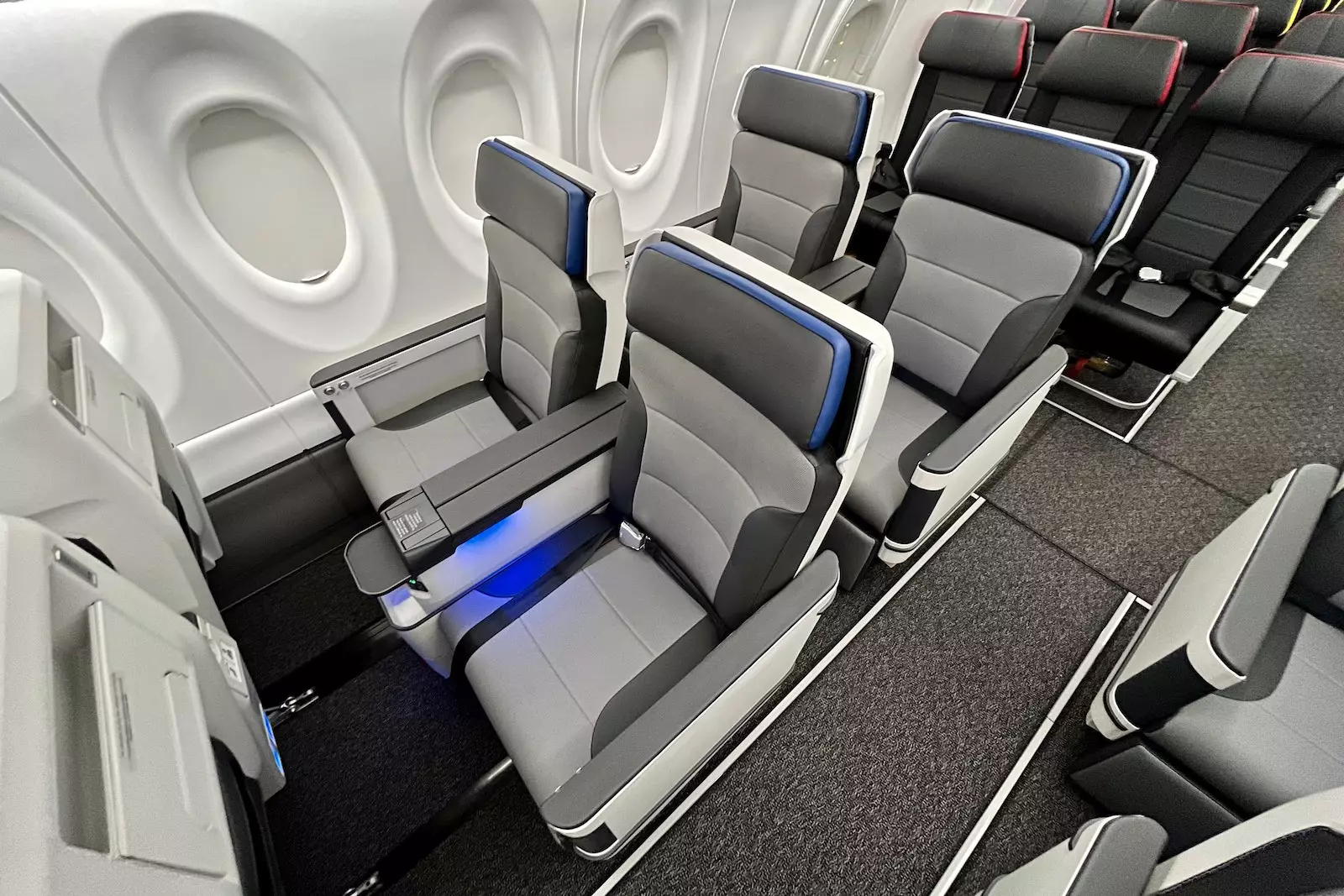 All'interno dell'elegante Airbus A220 di Breeze Airways con 36 poltrone reclinabili di prima classe 1447_5