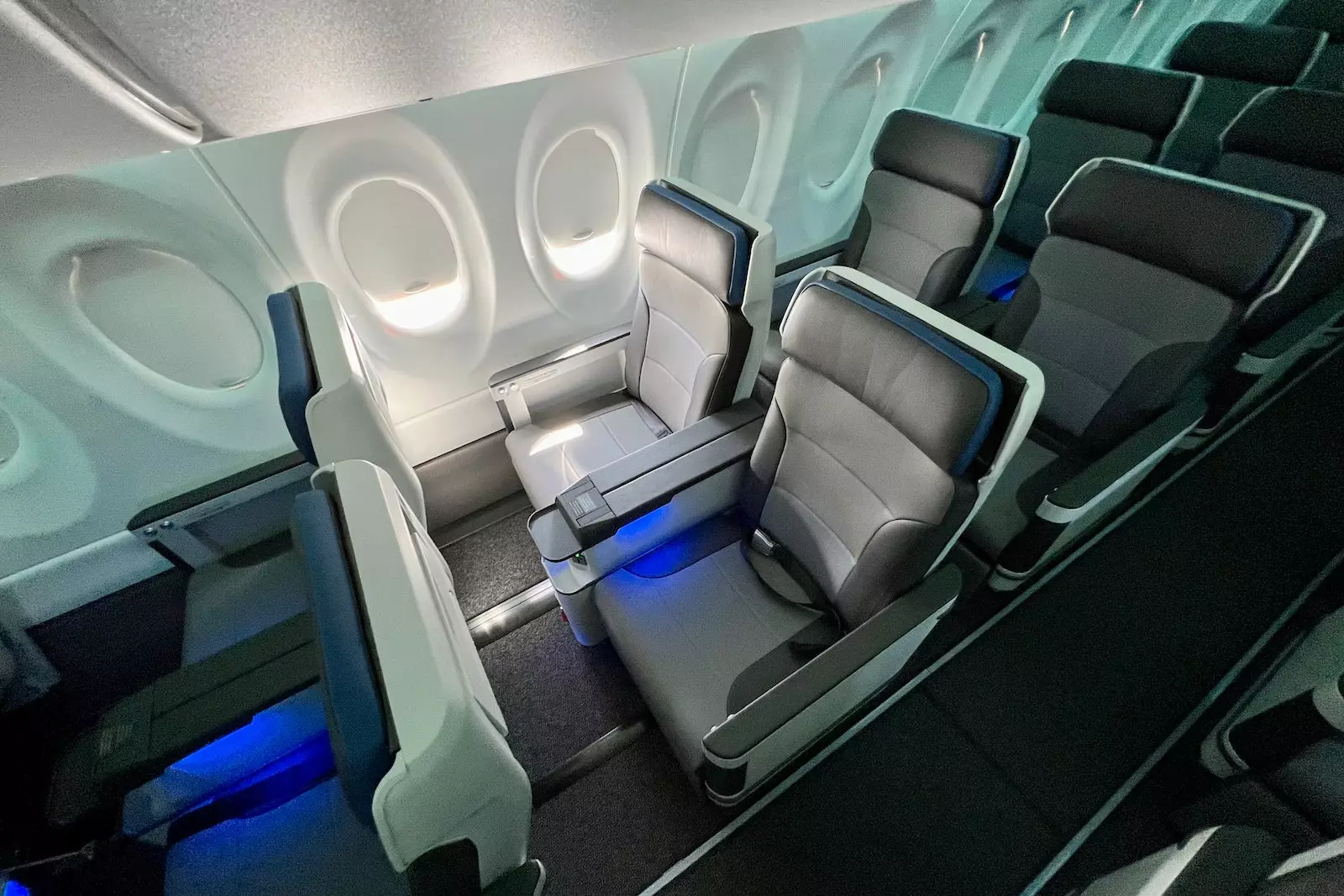 All'interno dell'elegante Airbus A220 di Breeze Airways con 36 poltrone reclinabili di prima classe 1447_6