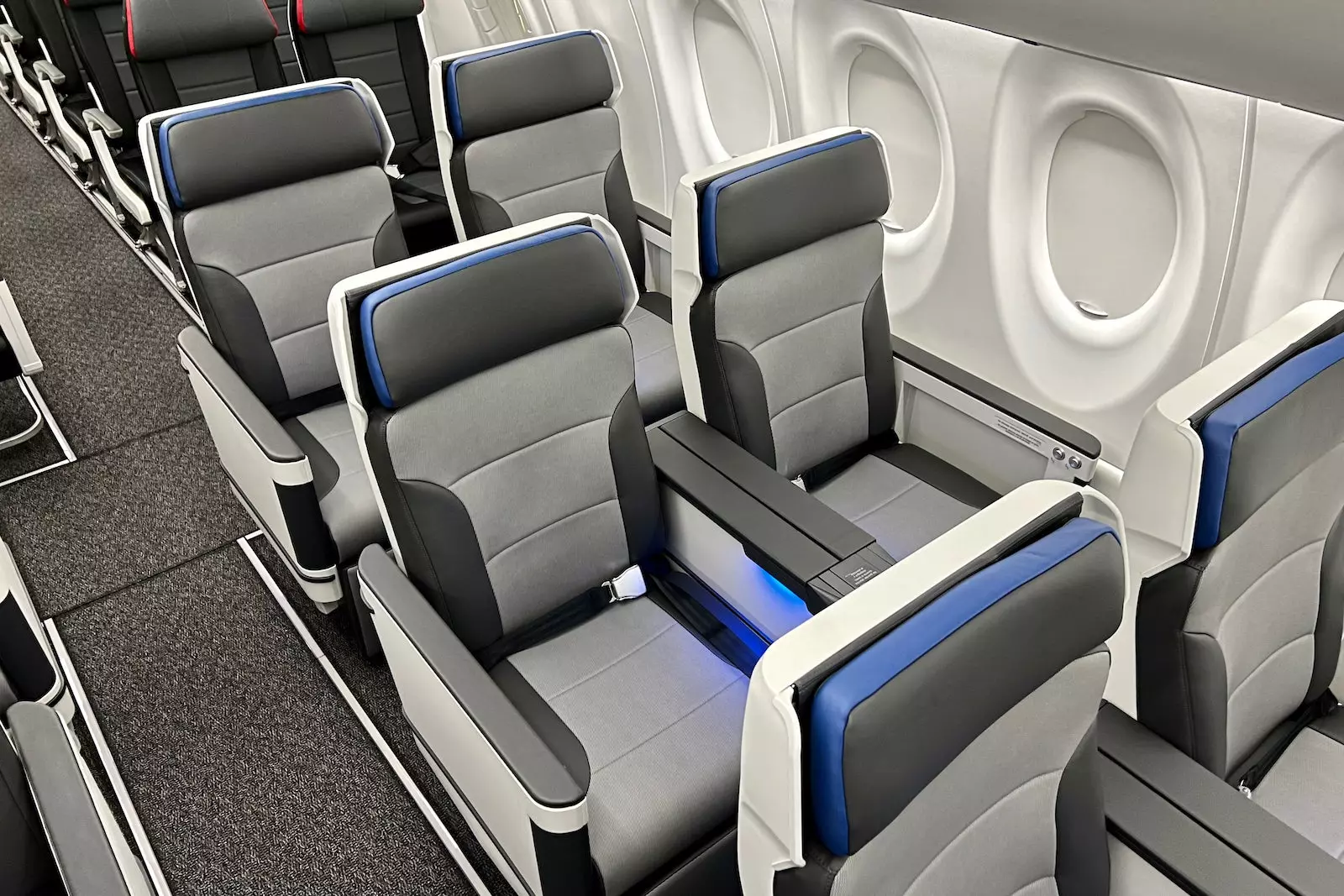 All'interno dell'elegante Airbus A220 di Breeze Airways con 36 poltrone reclinabili di prima classe 1447_7