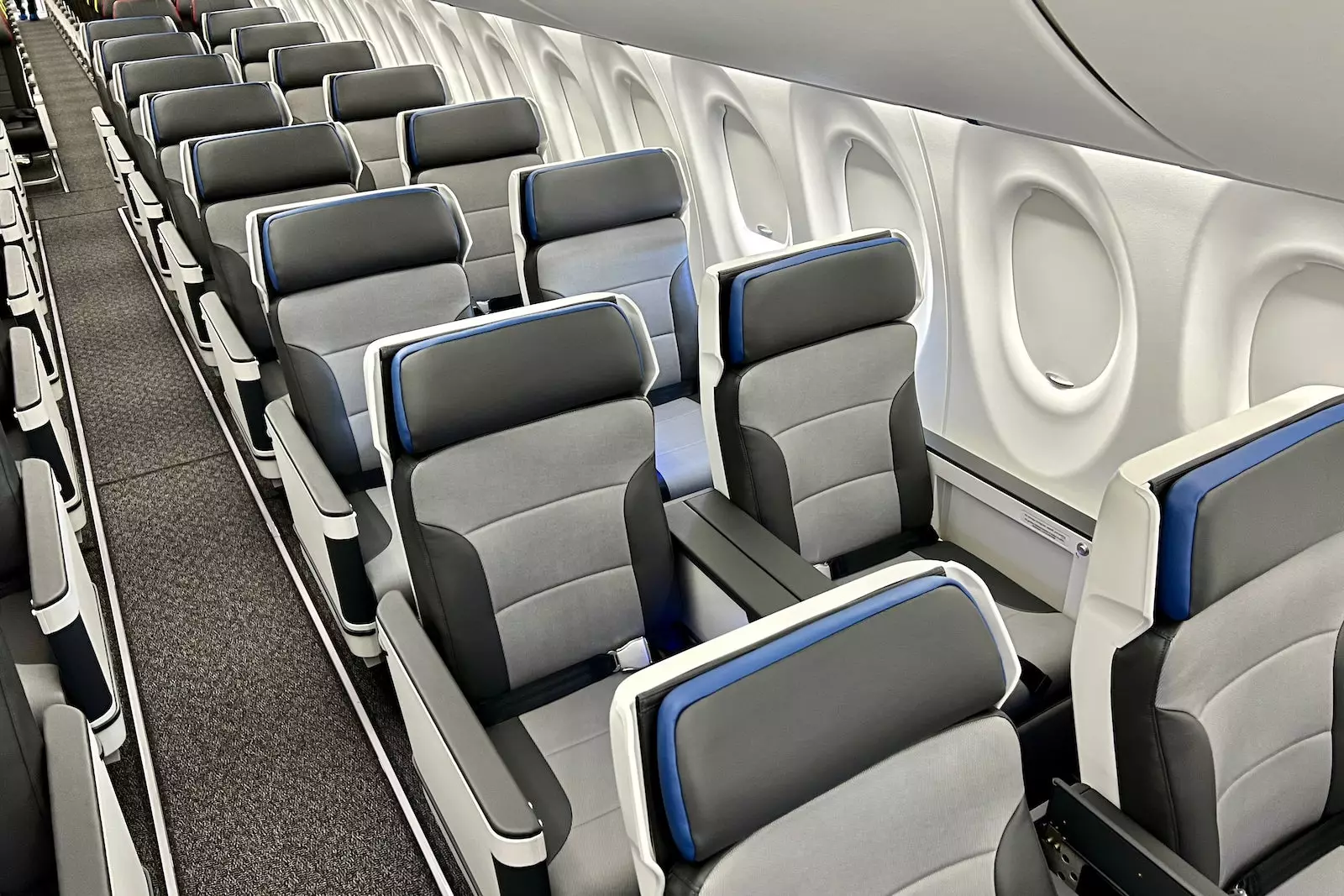 All'interno dell'elegante Airbus A220 di Breeze Airways con 36 poltrone reclinabili di prima classe 1447_8