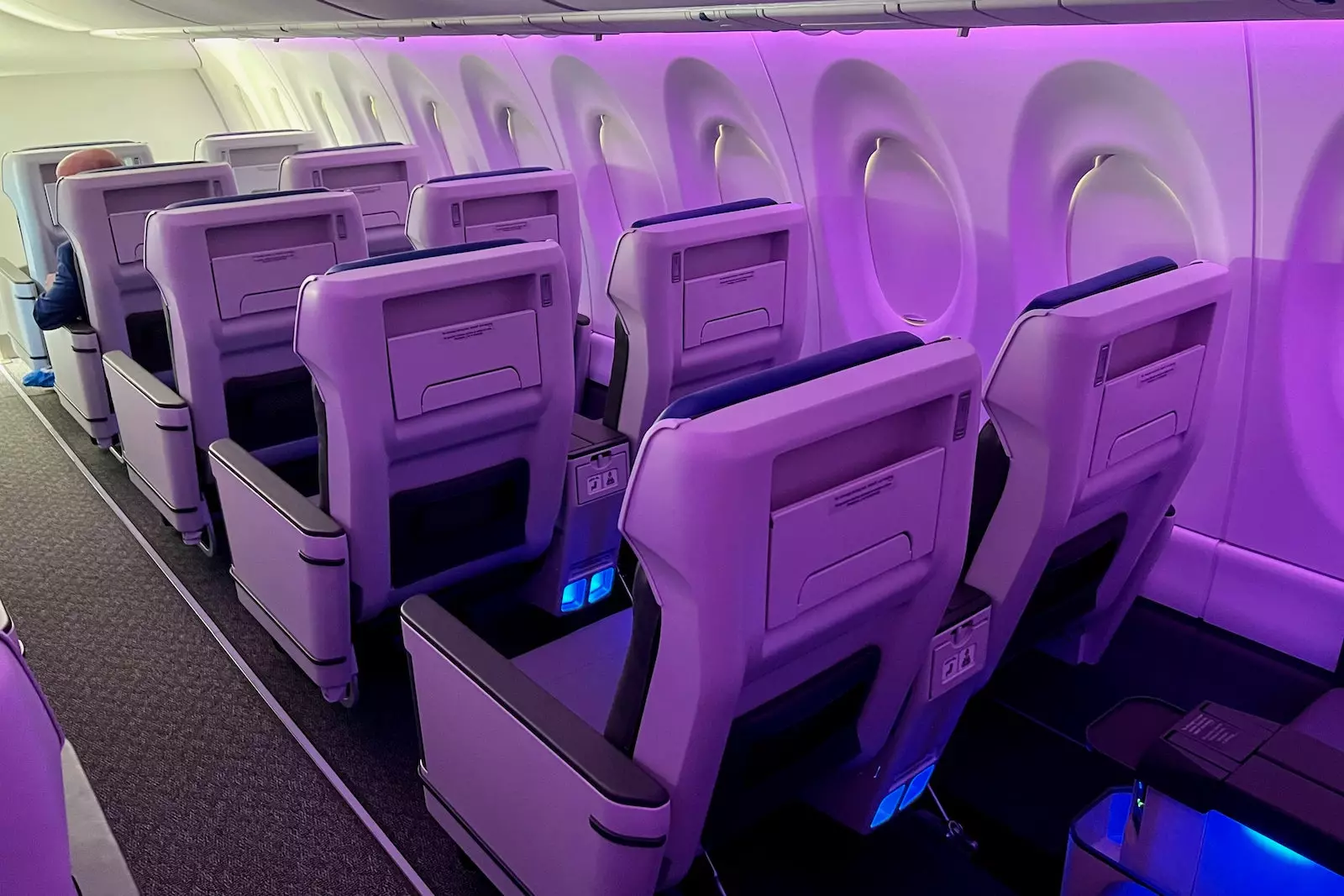 All'interno dell'elegante Airbus A220 di Breeze Airways con 36 poltrone reclinabili di prima classe 1447_9