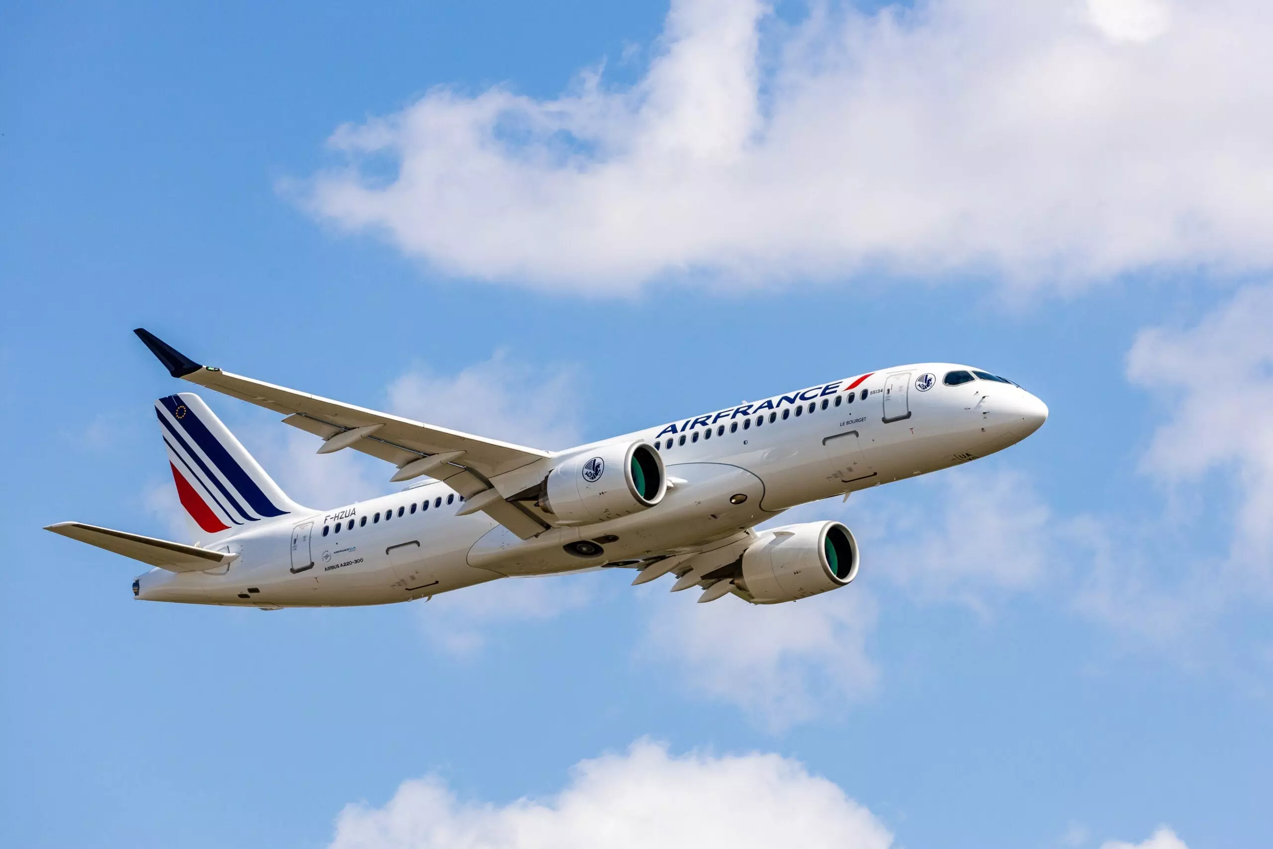 Rigardu la novan "pli puran, pli trankvilan" Airbus A220-300 de Air France