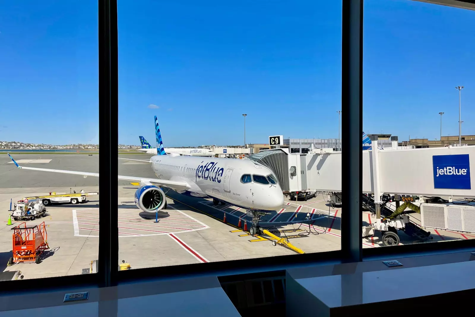 Ao anatin'ny sidina voalohany Airbus A220-300 an'ny JetBlue