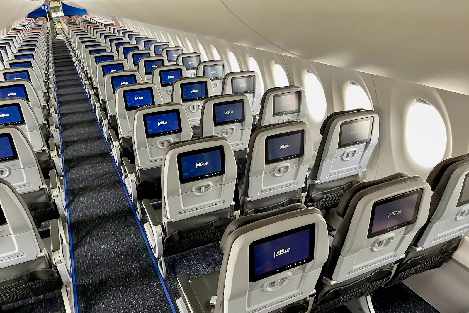 Primer vistazo al nuevo y elegante Airbus A220 de JetBlue