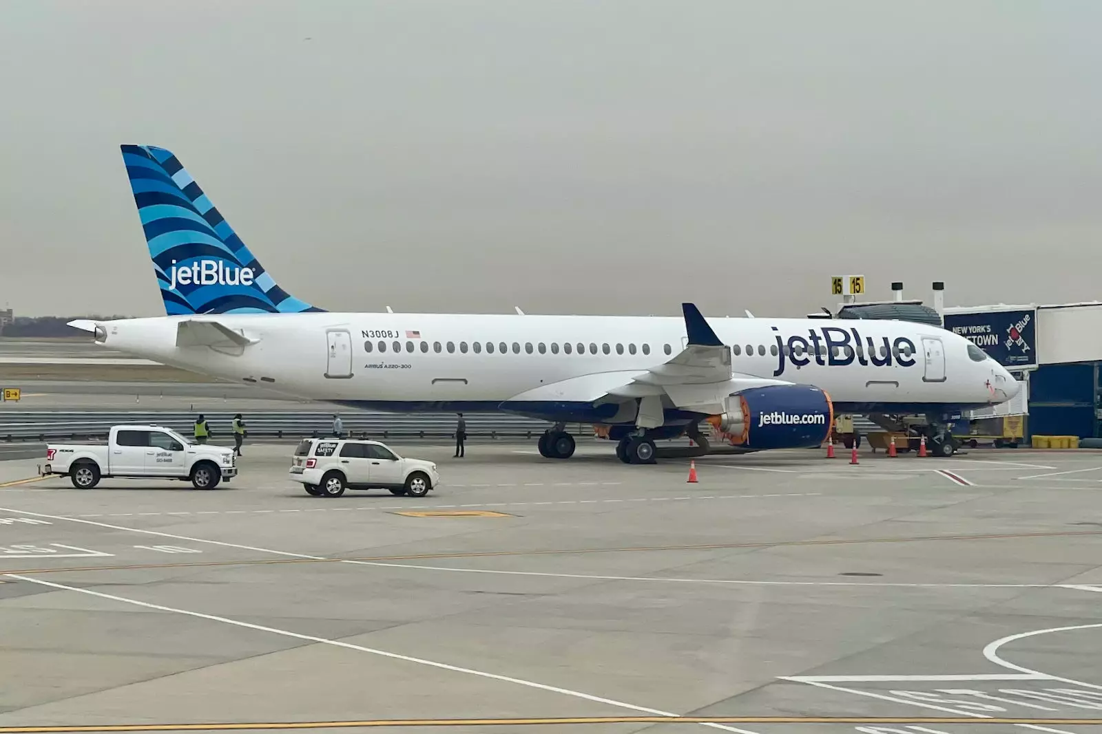 Éischte Bléck an JetBlue's schlank neien Airbus A220 1452_1