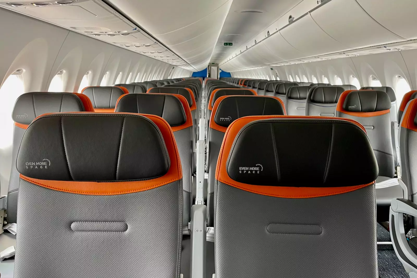 Primeira ollada ao interior do novo e elegante Airbus A220 de JetBlue 1452_10