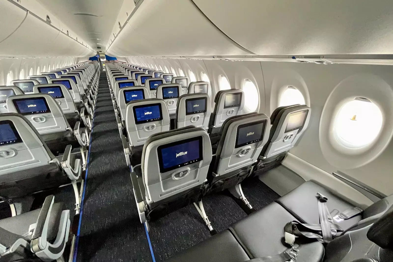 Primeira ollada ao interior do novo e elegante Airbus A220 de JetBlue 1452_11