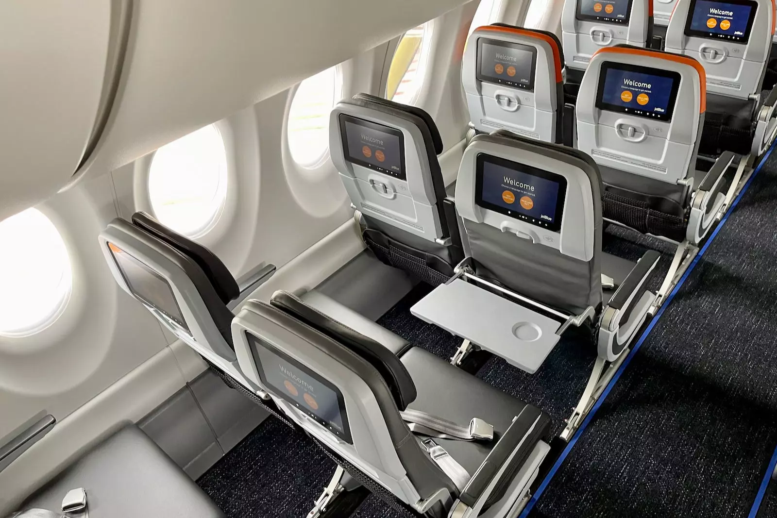 Primeira ollada ao interior do novo e elegante Airbus A220 de JetBlue 1452_13