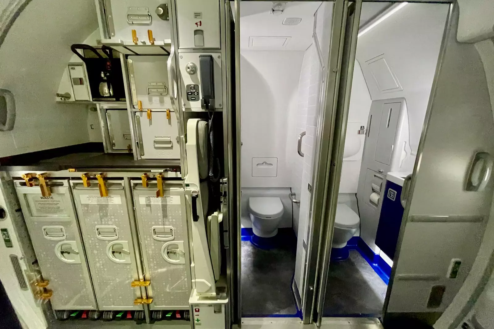 Primeira ollada ao interior do novo e elegante Airbus A220 de JetBlue 1452_17