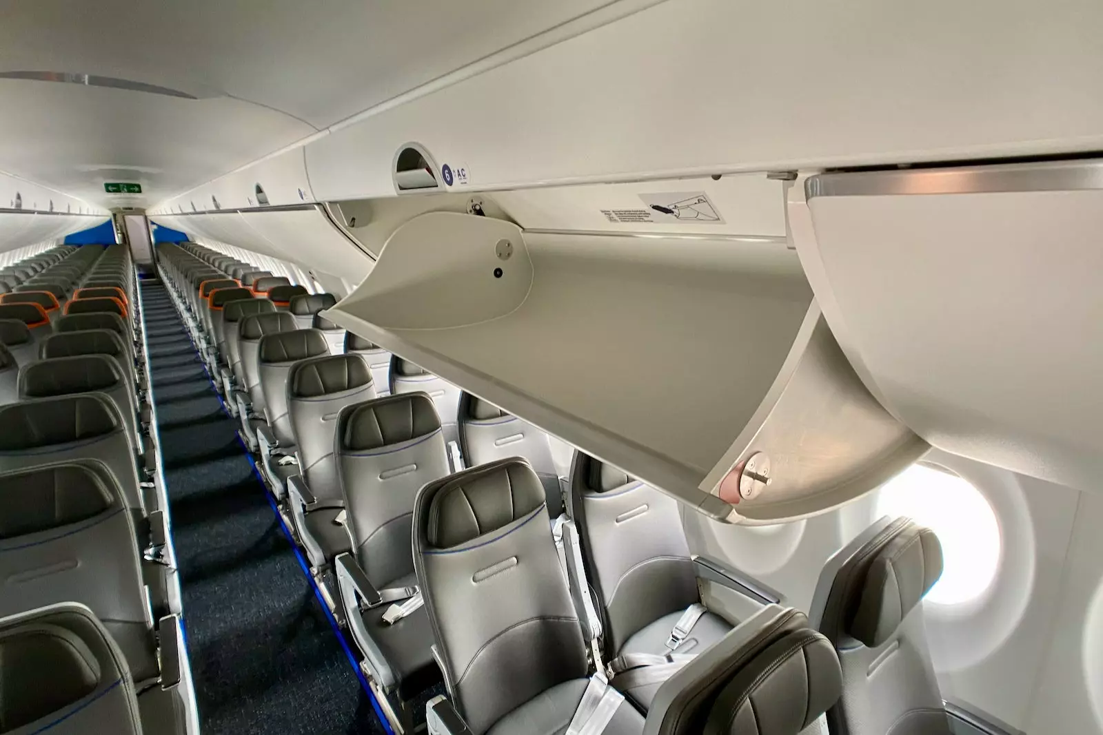 Primeira ollada ao interior do novo e elegante Airbus A220 de JetBlue 1452_19