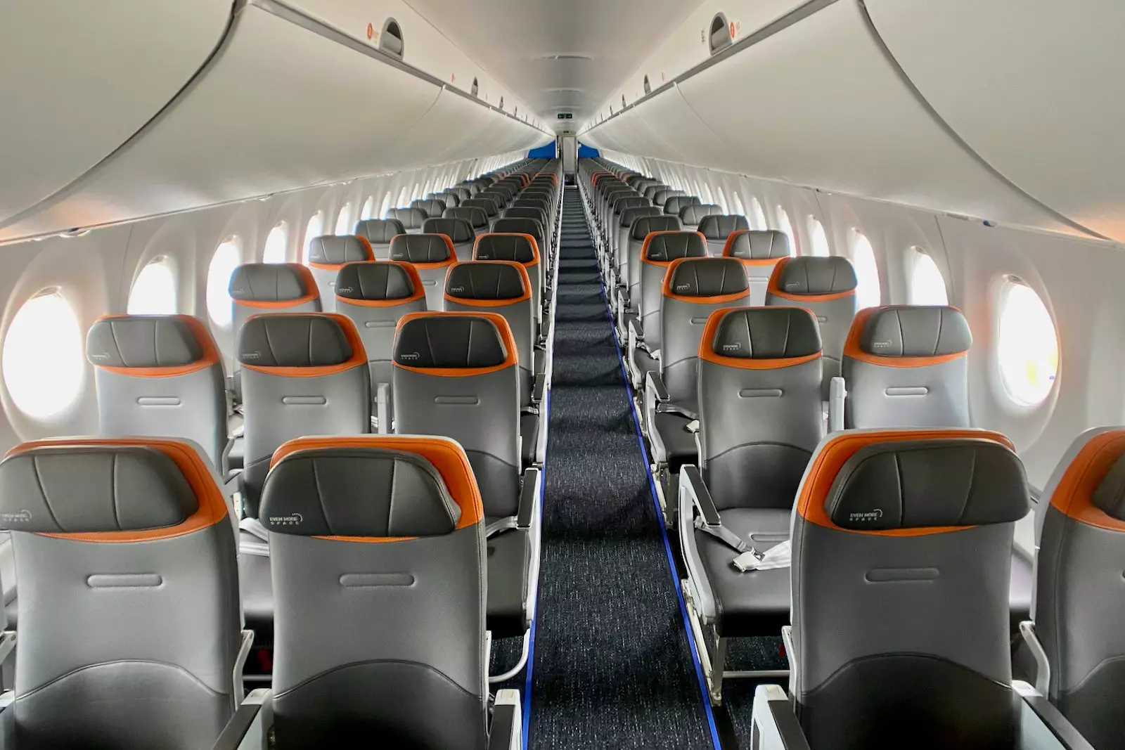 Алгач JetBlue компаниясынын жаңы Airbus A220 учагынын ичин карап көрүңүз 1452_2