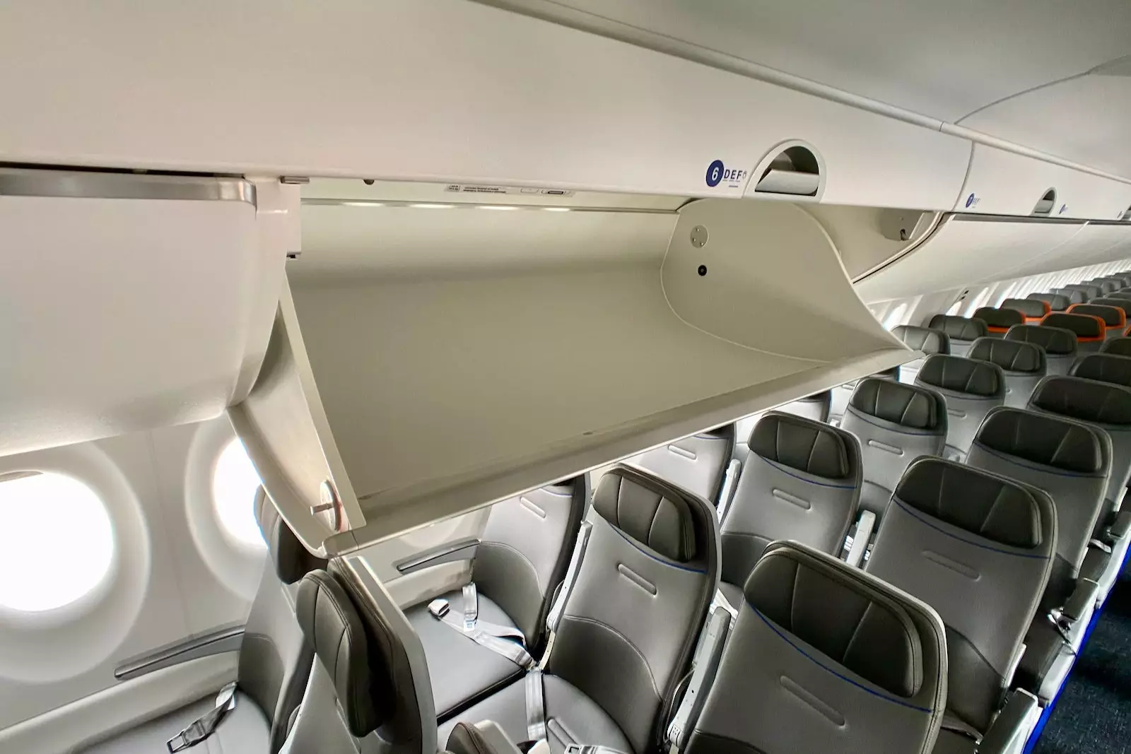 Primeira ollada ao interior do novo e elegante Airbus A220 de JetBlue 1452_20