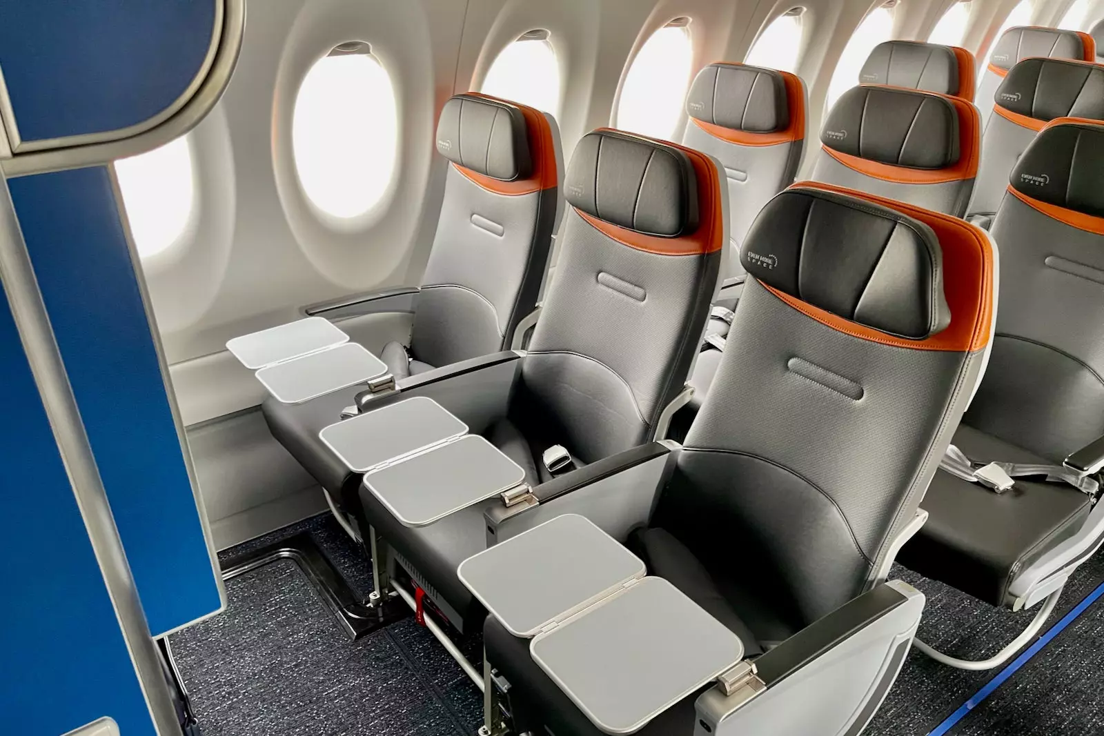 Primeira ollada ao interior do novo e elegante Airbus A220 de JetBlue 1452_21