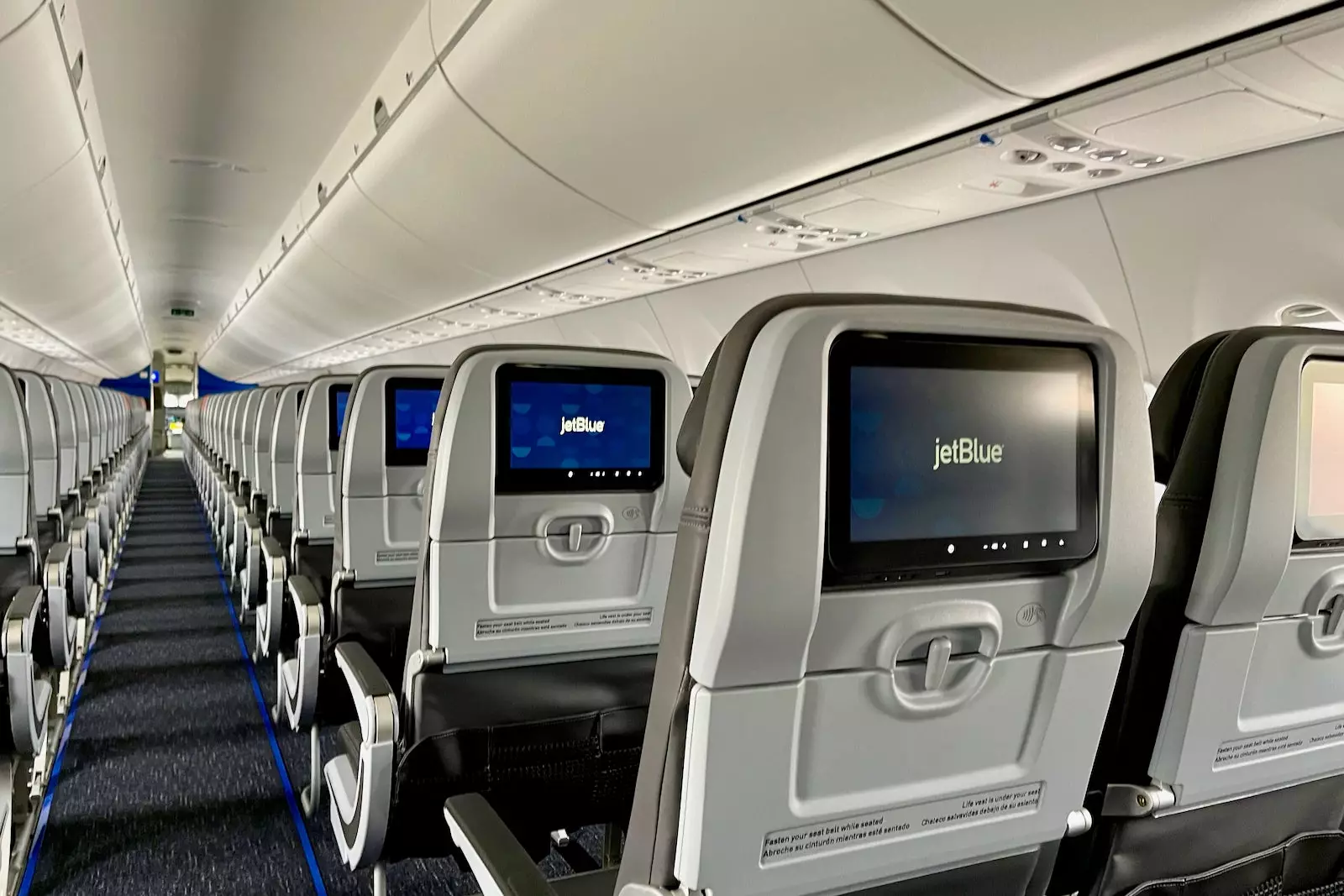 Primeira ollada ao interior do novo e elegante Airbus A220 de JetBlue 1452_23