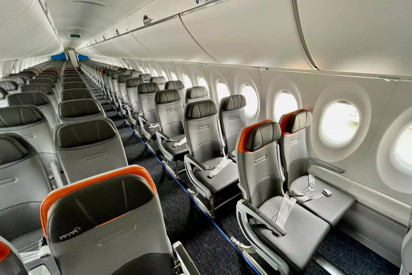 Primeira ollada ao interior do novo e elegante Airbus A220 de JetBlue 1452_3