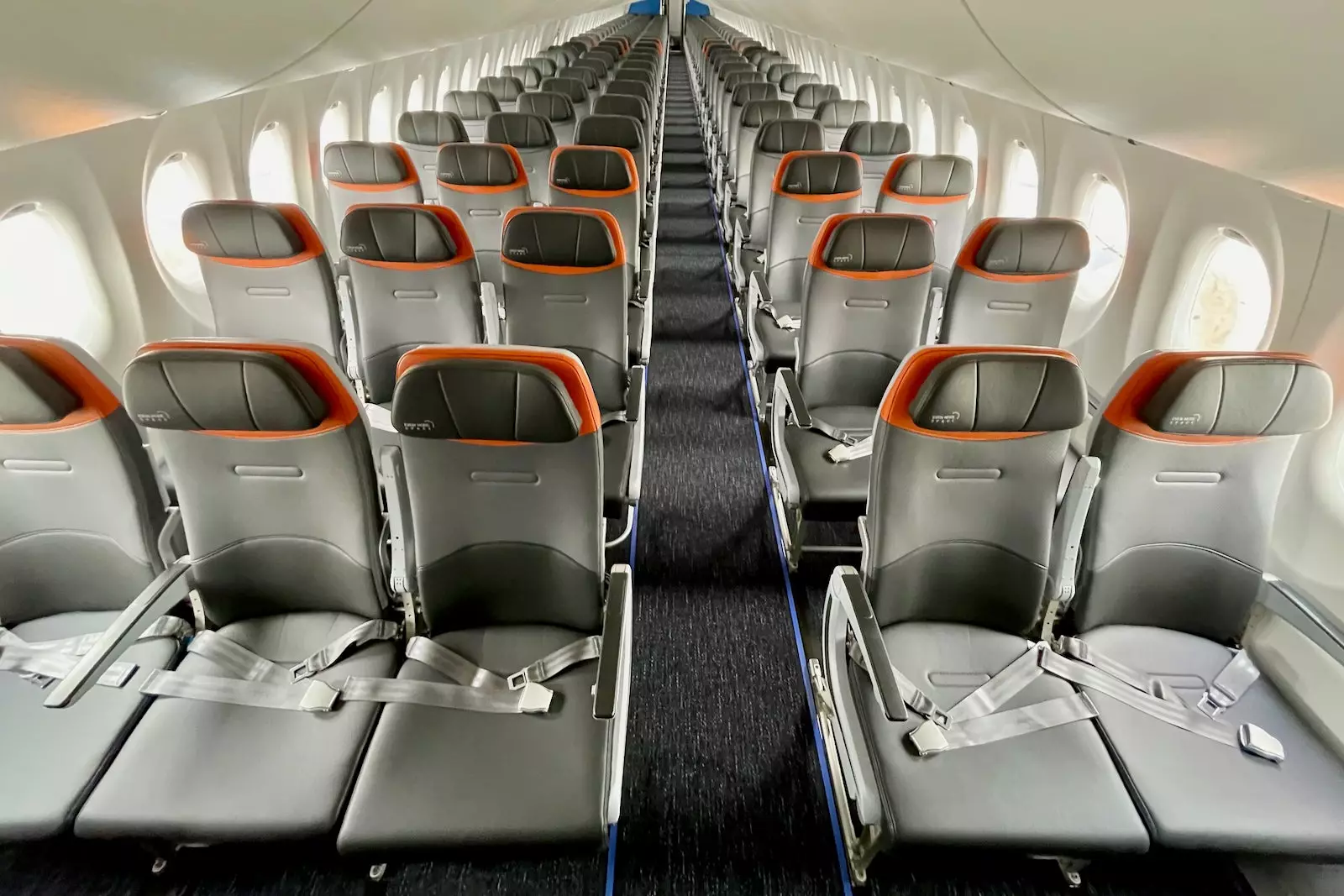 Primeira ollada ao interior do novo e elegante Airbus A220 de JetBlue 1452_5