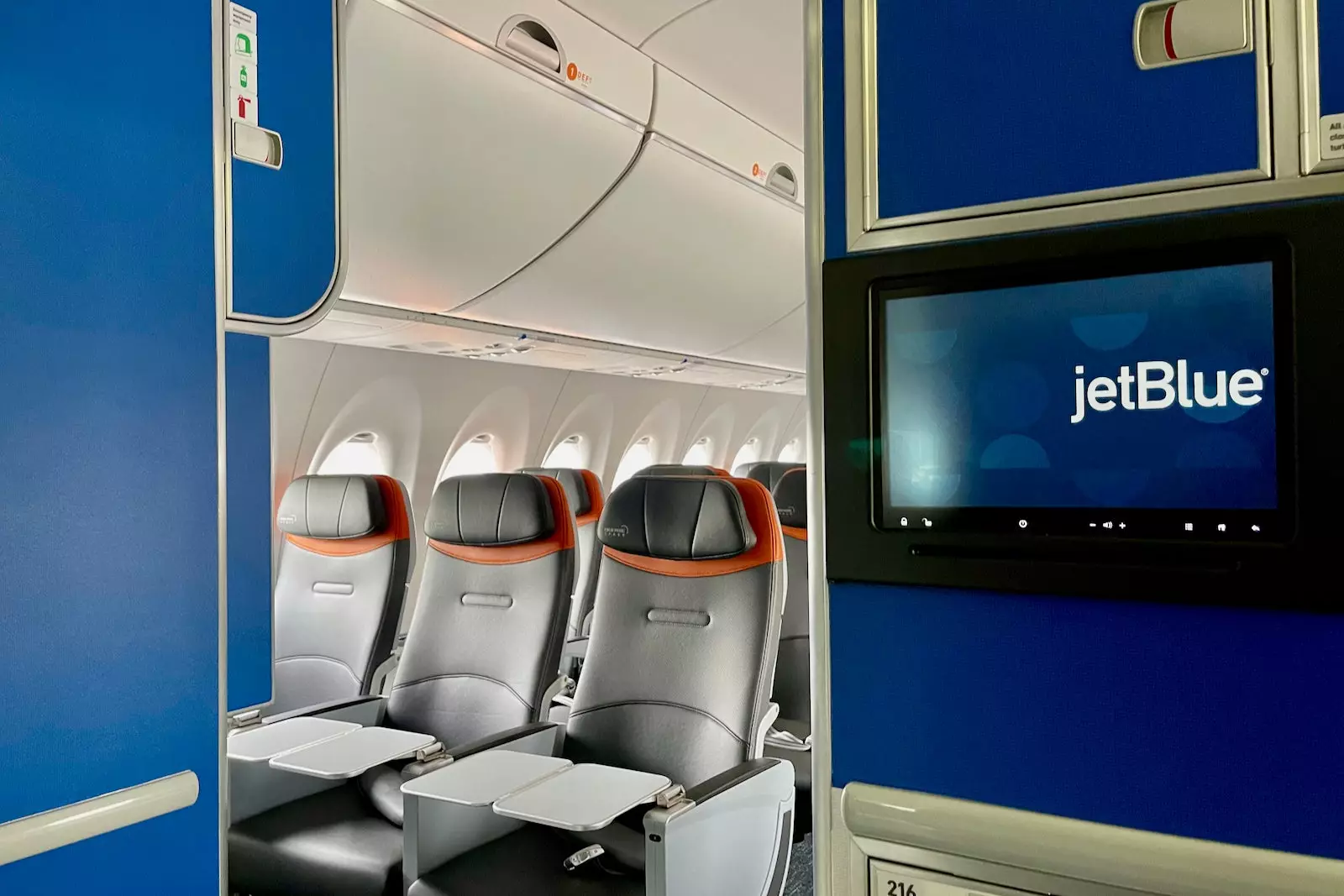 لومړی د JetBlue په زړه پورې نوي ایربس A220 دننه وګورئ 1452_6