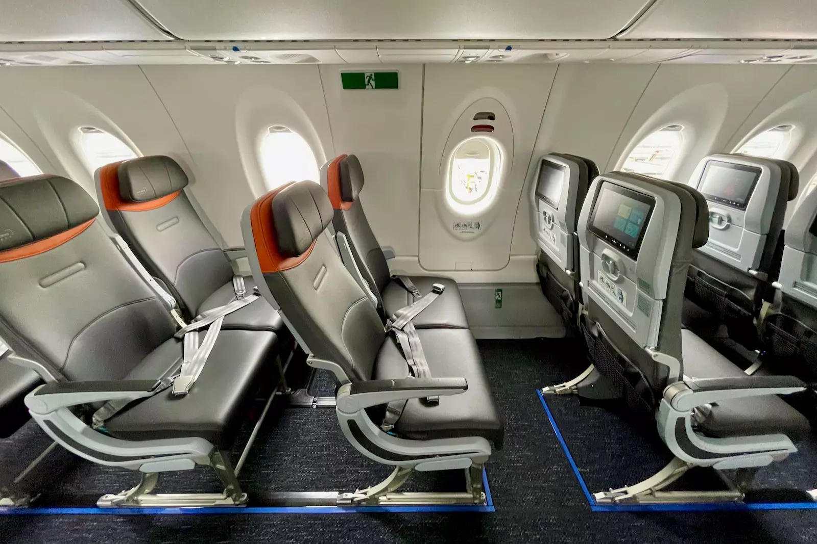 Primeira ollada ao interior do novo e elegante Airbus A220 de JetBlue 1452_7