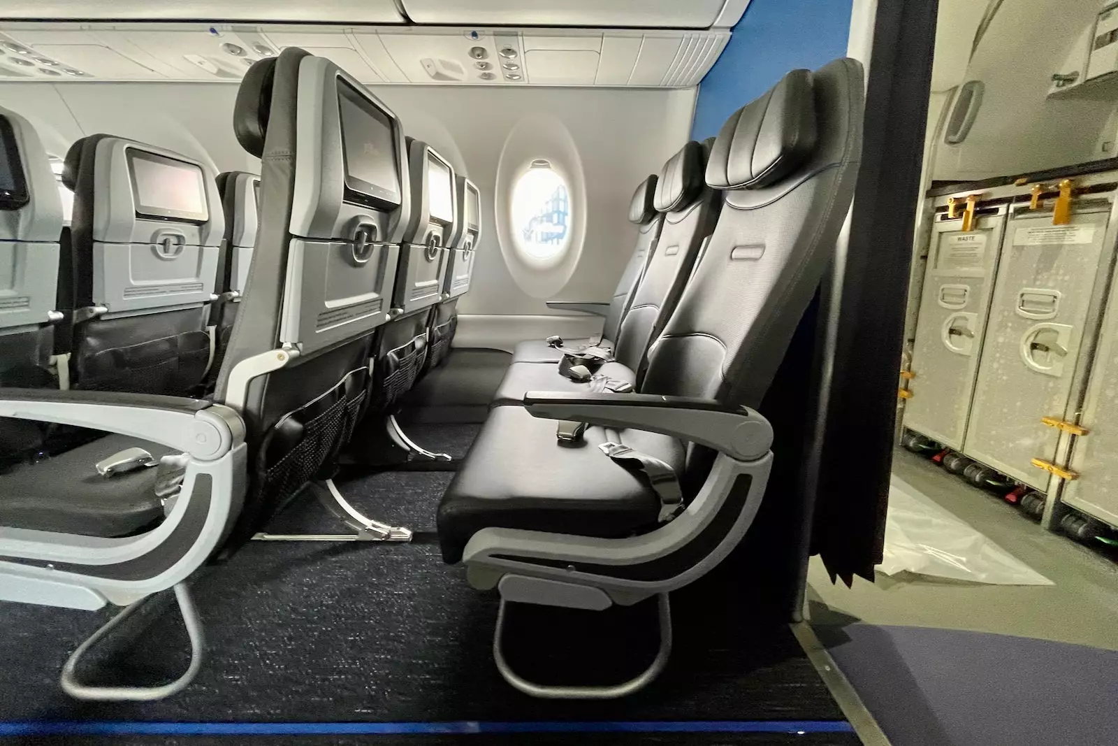 Primeira ollada ao interior do novo e elegante Airbus A220 de JetBlue 1452_9