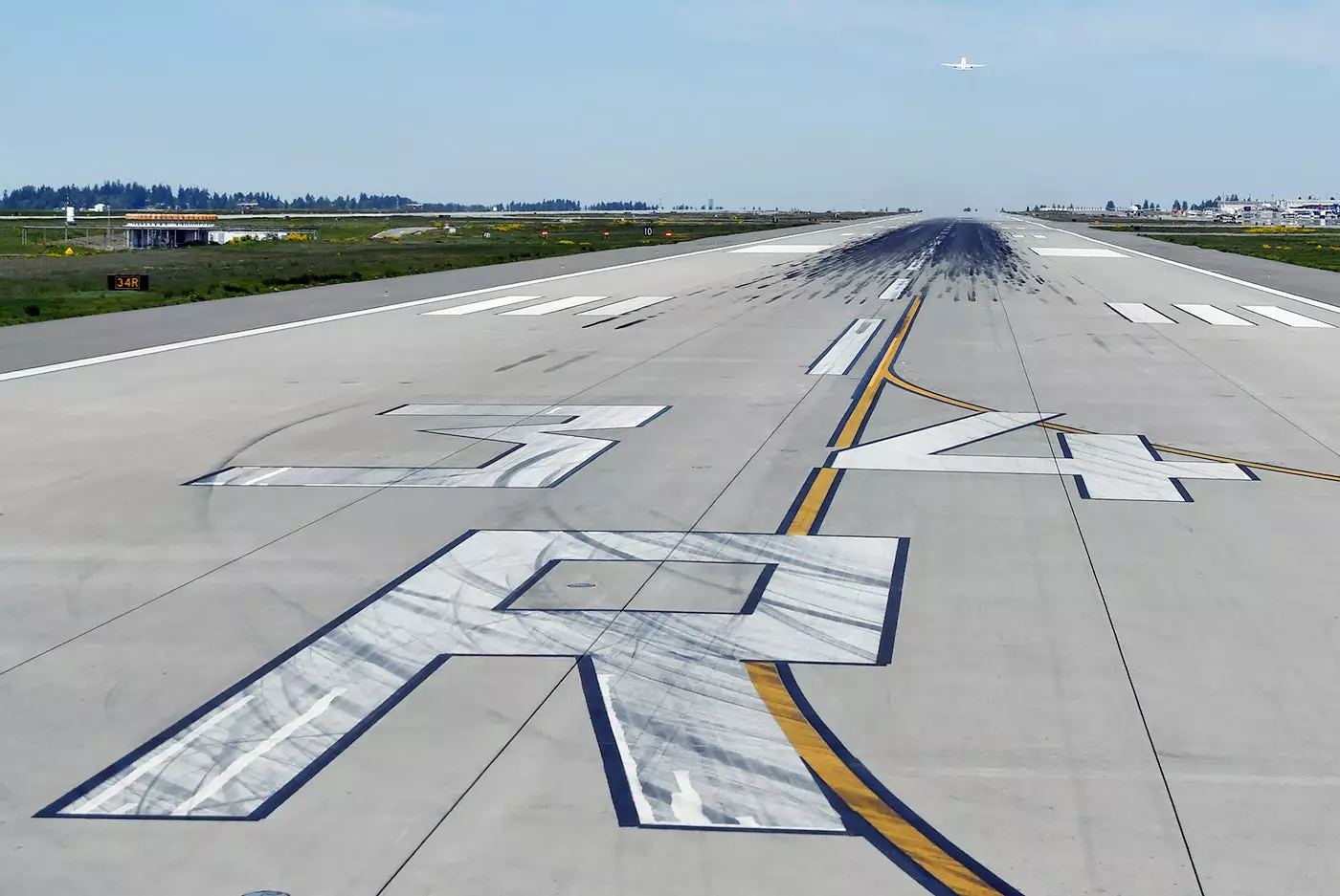 Runway Tilu-Opat Kénca di bandara SEA-TAC Seattle urang. Poto ku Alberto Riva / The Points Guy