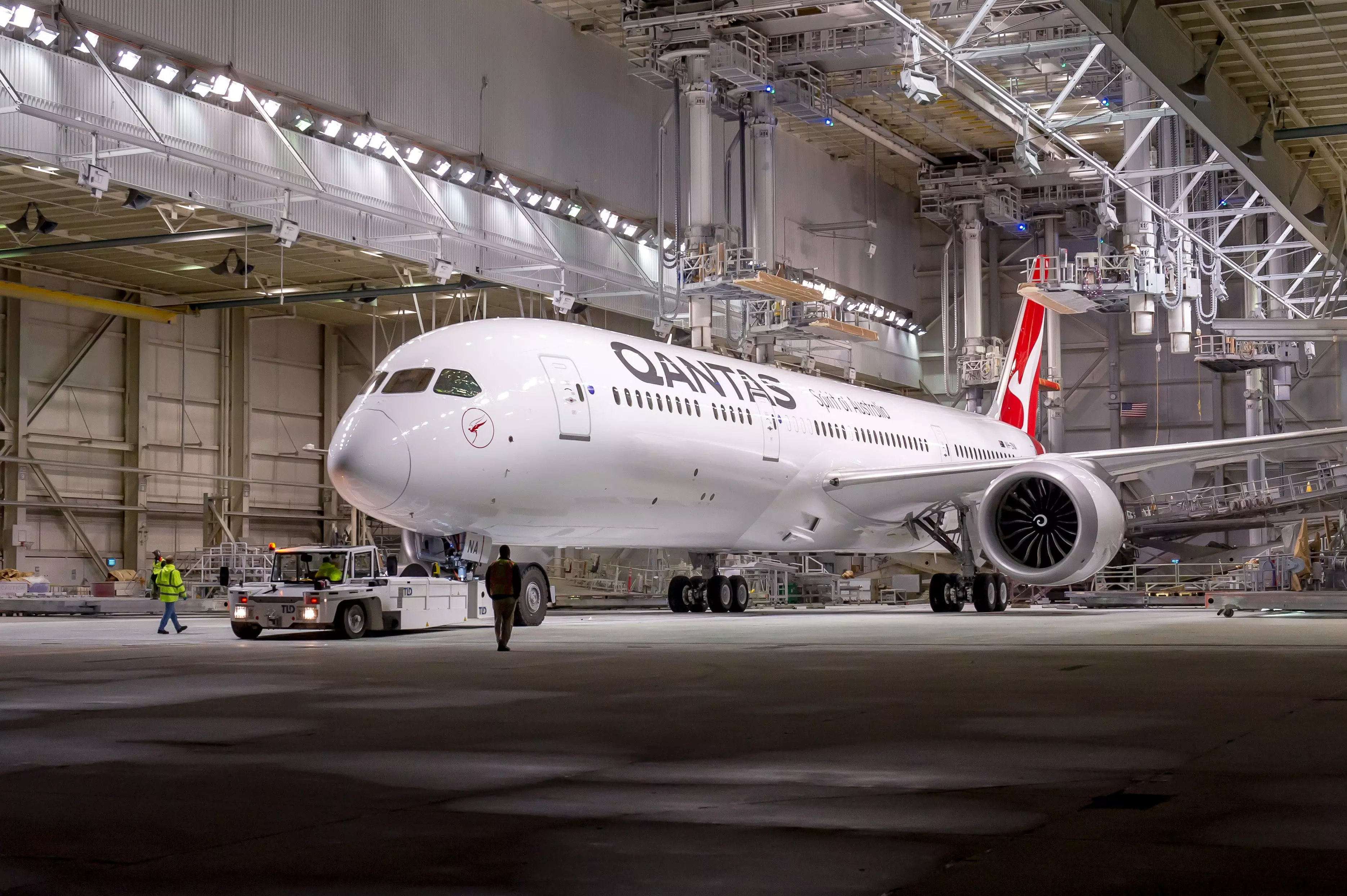 787-9 QAN #615-ZB269_ ថ្នាំលាប Hangar Roll-Out