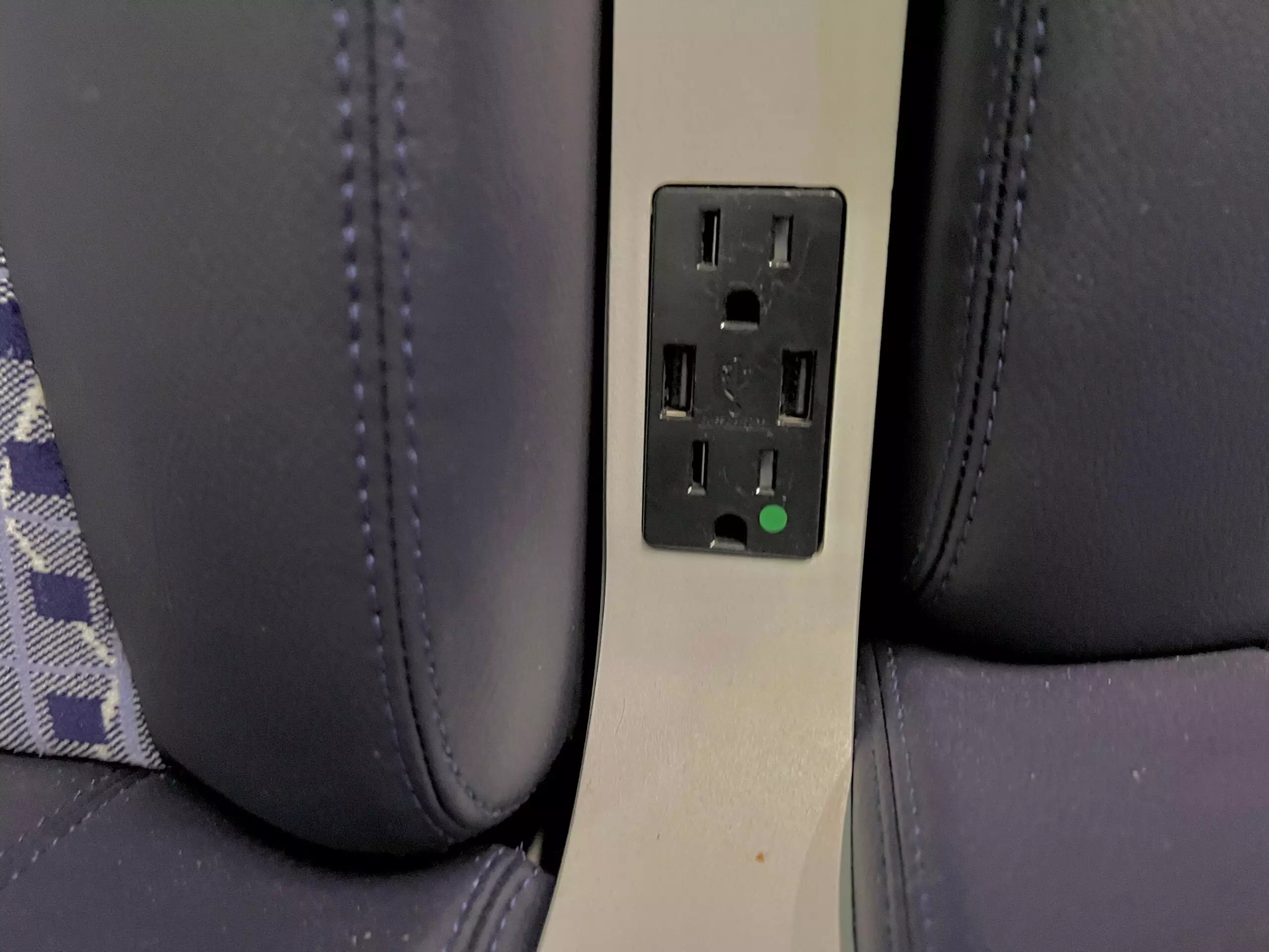 Mga power port. (Larawan ni Chris Dong/The Points Guy)