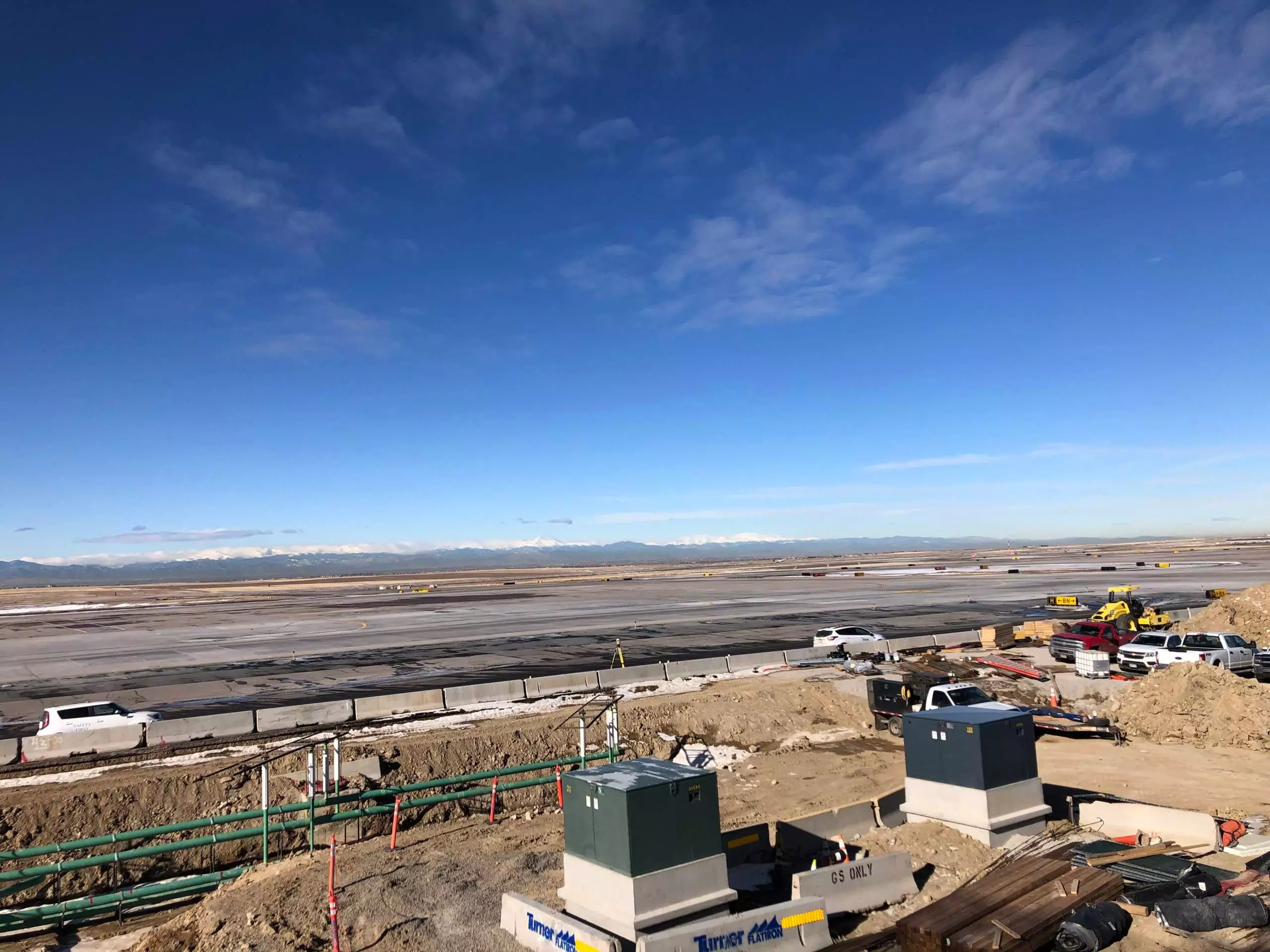 A vista do futuro pátio ao ar livre no extremo oeste do Saguão B no Aeroporto de Denver. (Imagem cortesia do Aeroporto Internacional de Denver.)