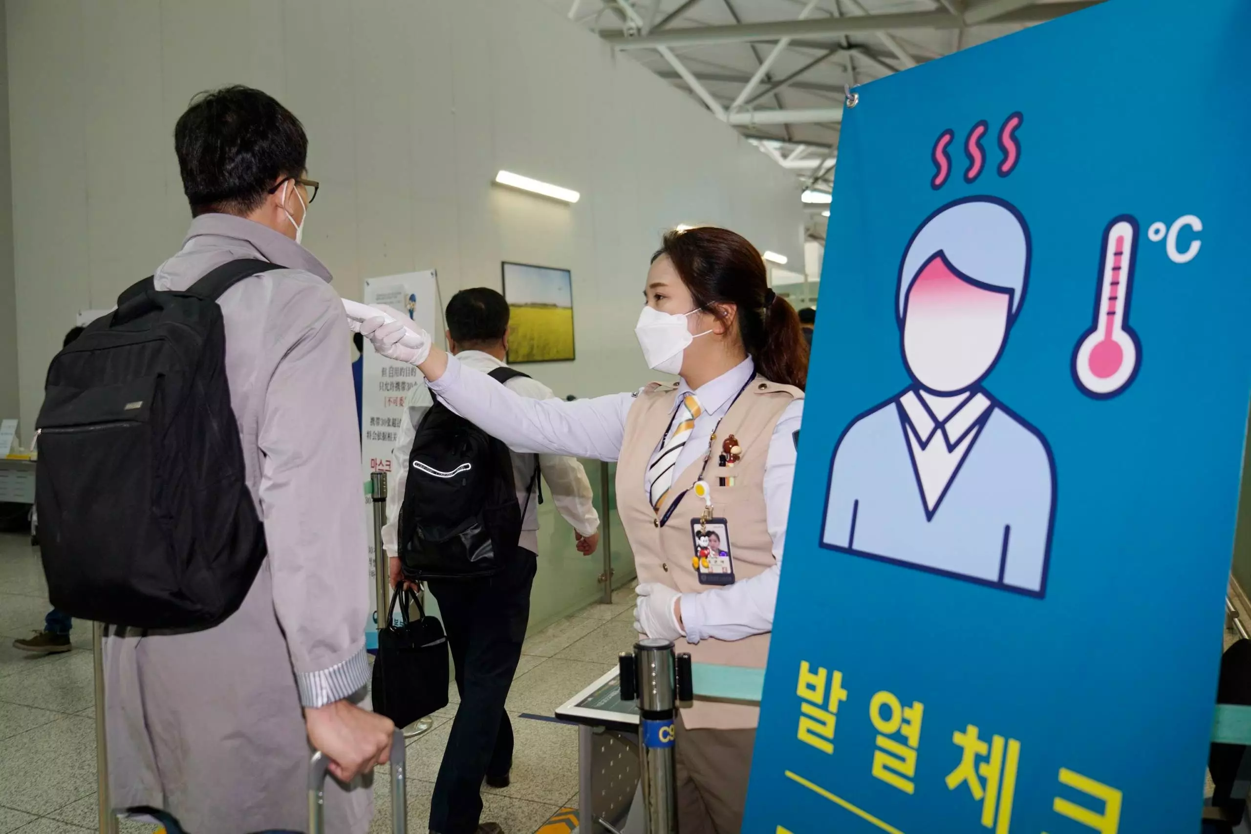 INCHEON, KOREA SELATAN - 10 MEI: Saurang karyawan Samsung pariksa suhuna sateuacan naek pesawat di Bandara Internasional Incheon dina 10 Mei 2020 di Incheon, Koréa Kidul. Langkung ti 210 karyawan ti Samsung Koréa Kidul angkat ka Tianjin Cina pikeun neruskeun damel dinten Senén. (Poto ku Zeng Nai/Layanan Warta Cina via Gambar Getty)