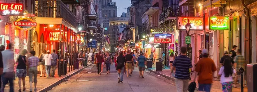 NEW ORLEANS, LOUISIANA - AUGUST 23: Ma Pubs ndi mipiringidzo yokhala ndi magetsi a neon ku French Quarter, mtawuni ya New Orleans pa Ogasiti 23, 2015.