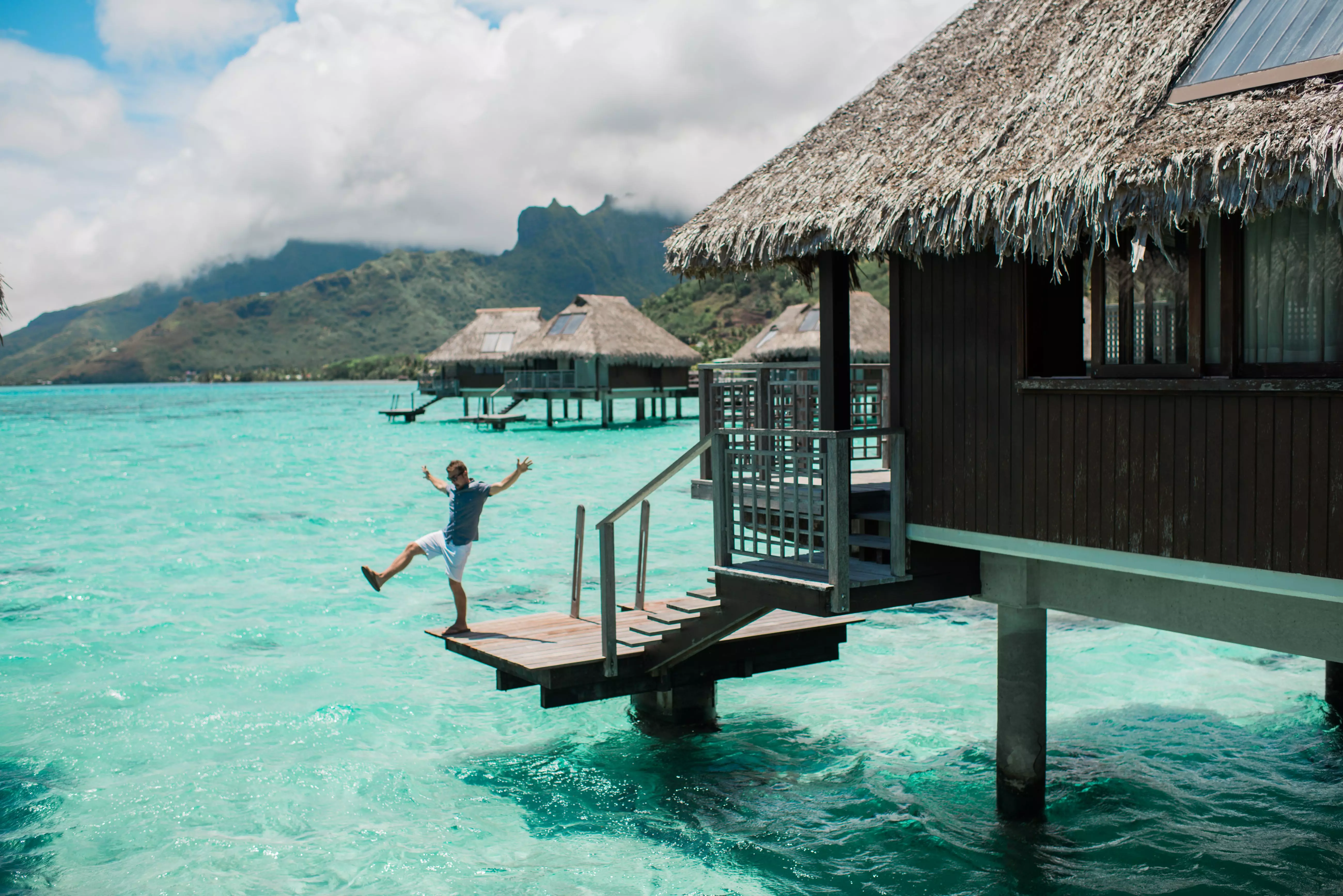 Hilton Moorea Lagoon Resort and Spa - trijem bungalova iznad vode