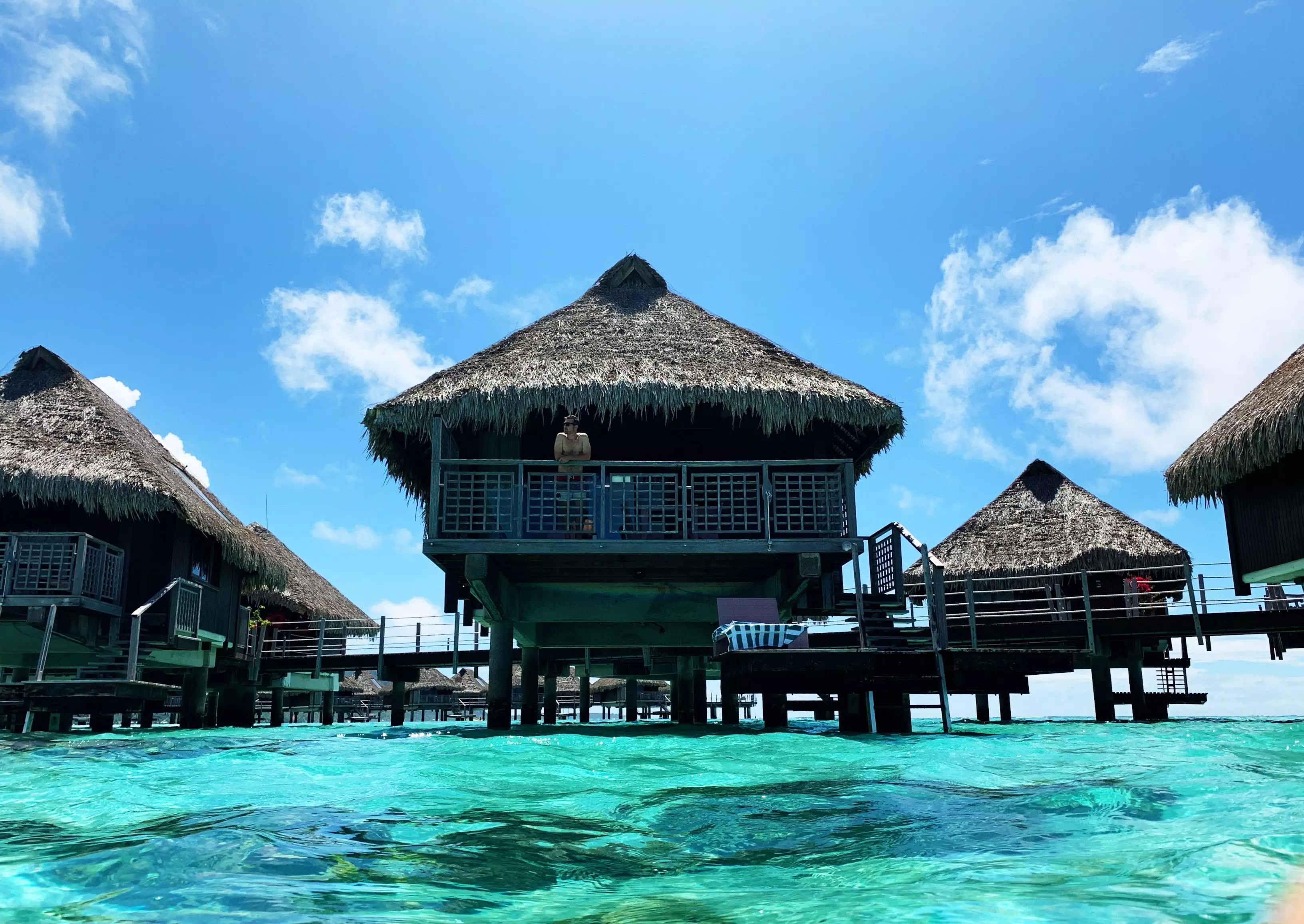 Hilton Moorea Lagoon Resort and Spa - bungalou deasupra apei pentru relaxare