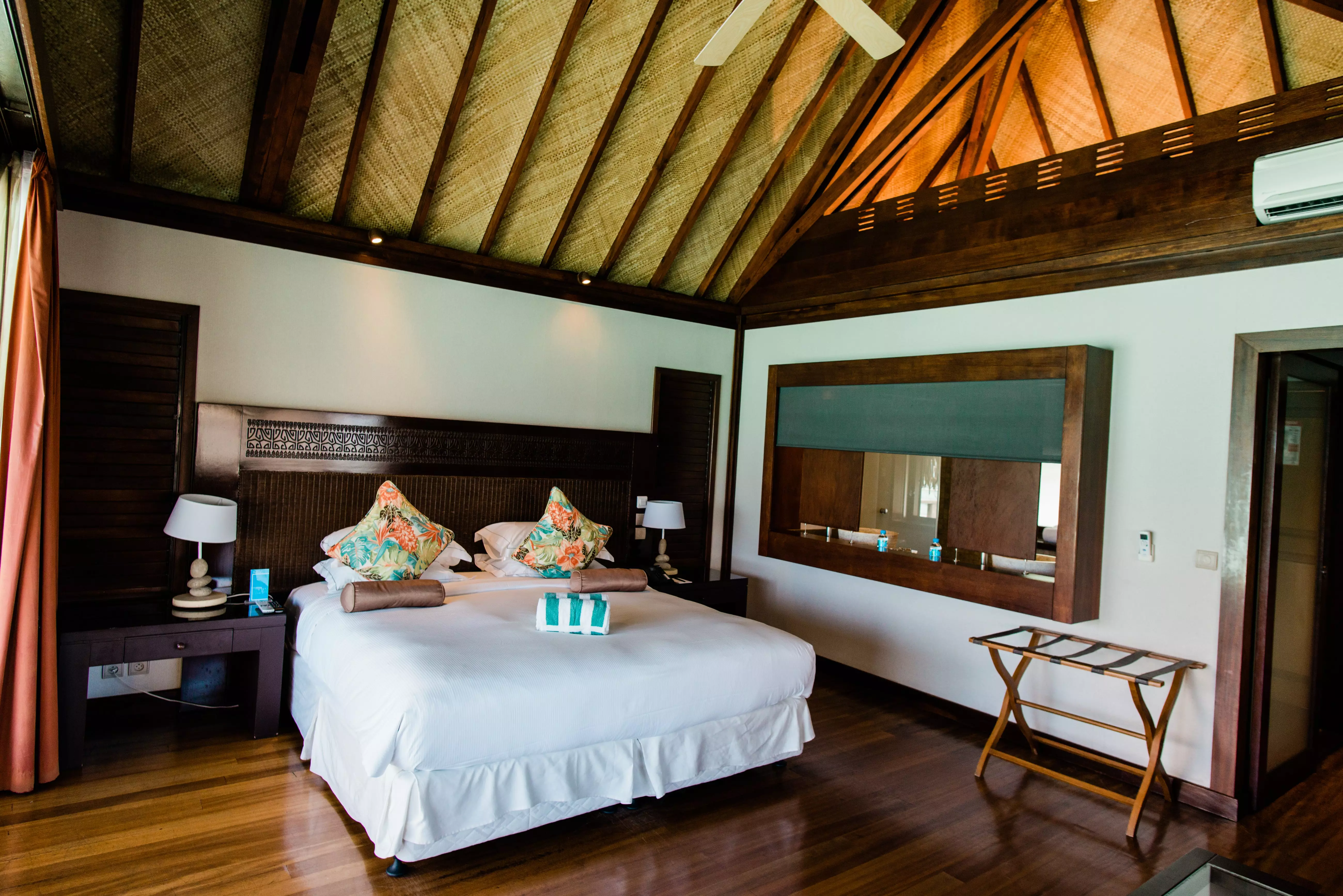 Hilton Moorea Lagoon Resort and Spa - dormitor tip bungalou deasupra apei