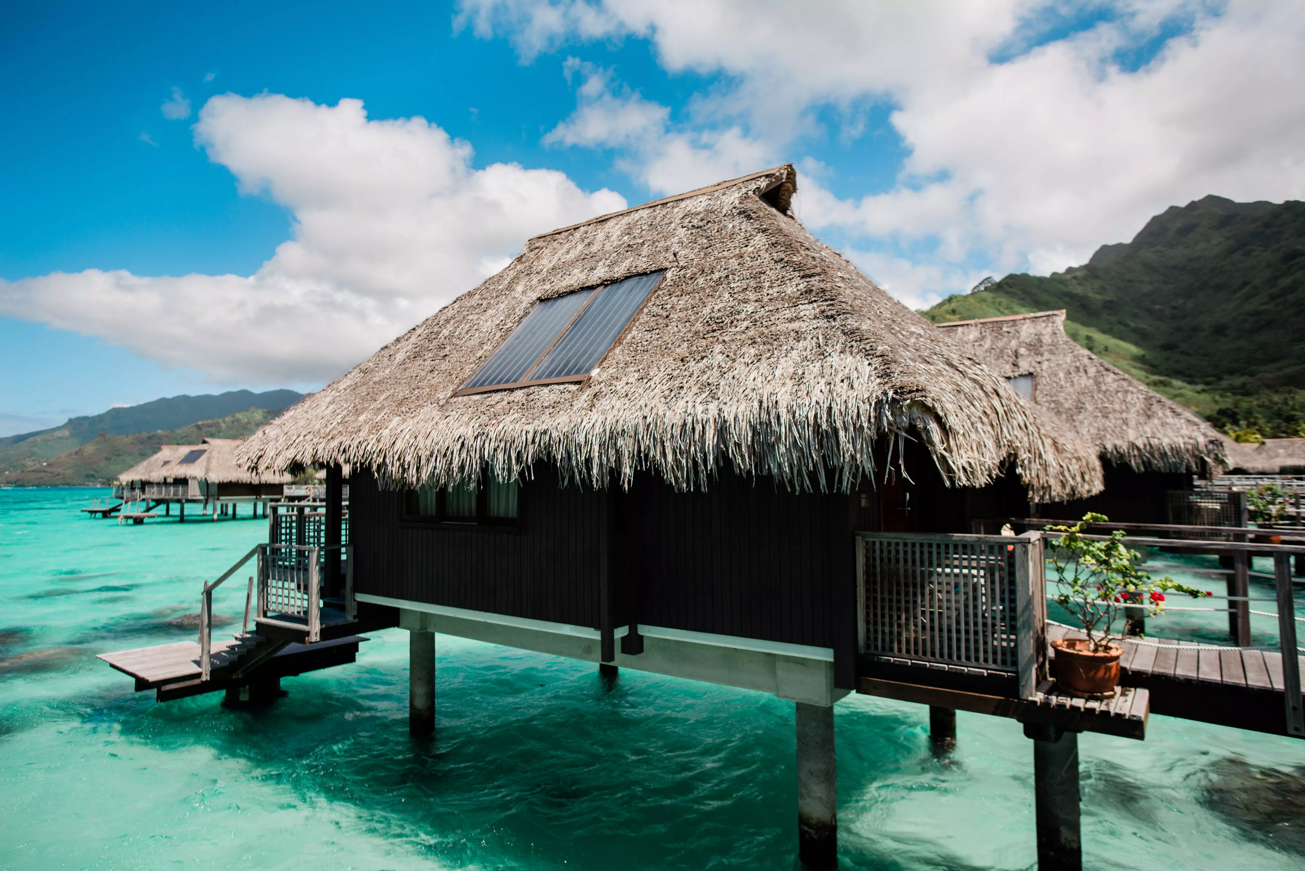 Hilton Moorea Lagoon Resort and Spa - eksterijer bungalova iznad vode