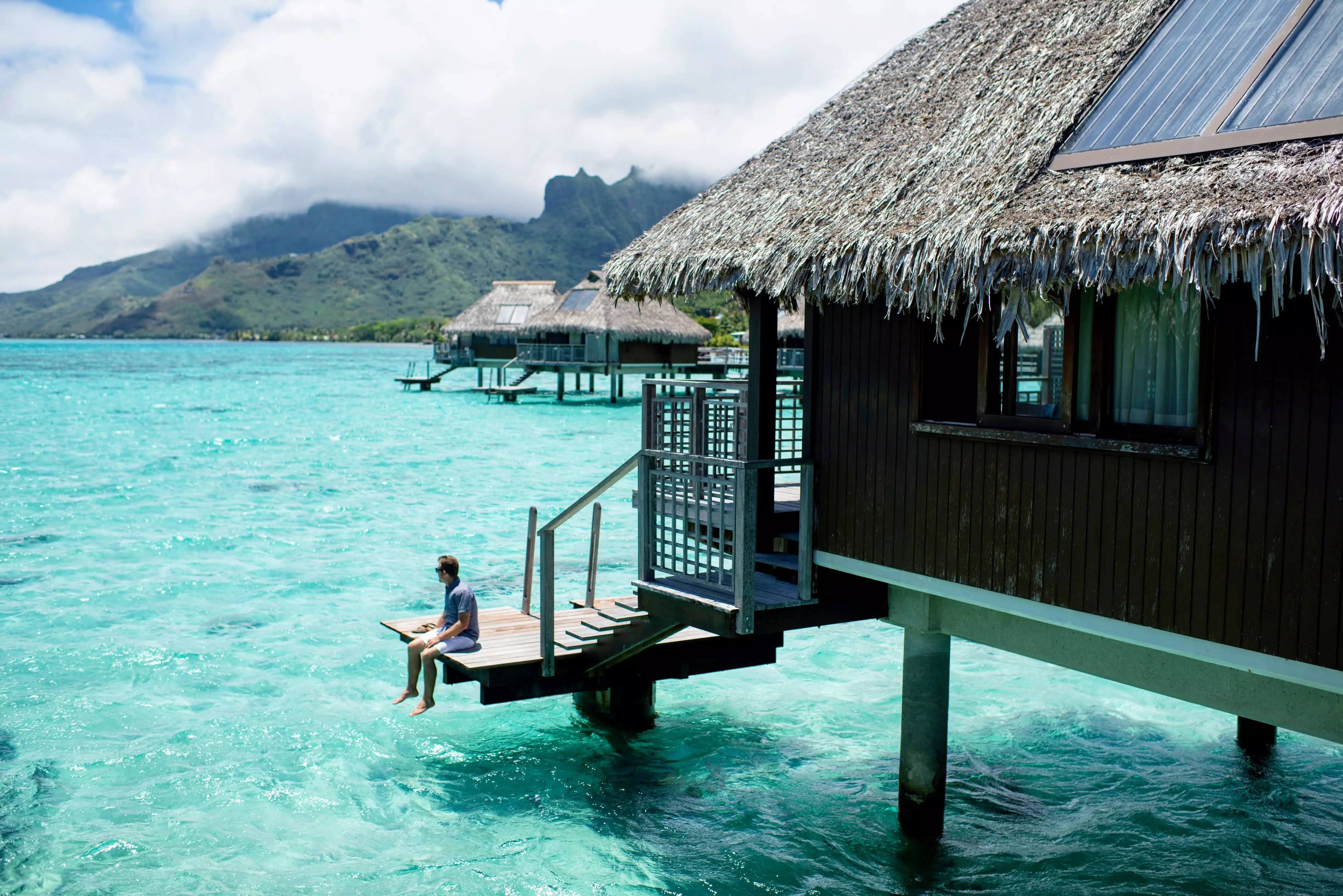 Hilton Moorea Lagoon Resort and Spa - așezat pe verandă de tip bungalou deasupra apei