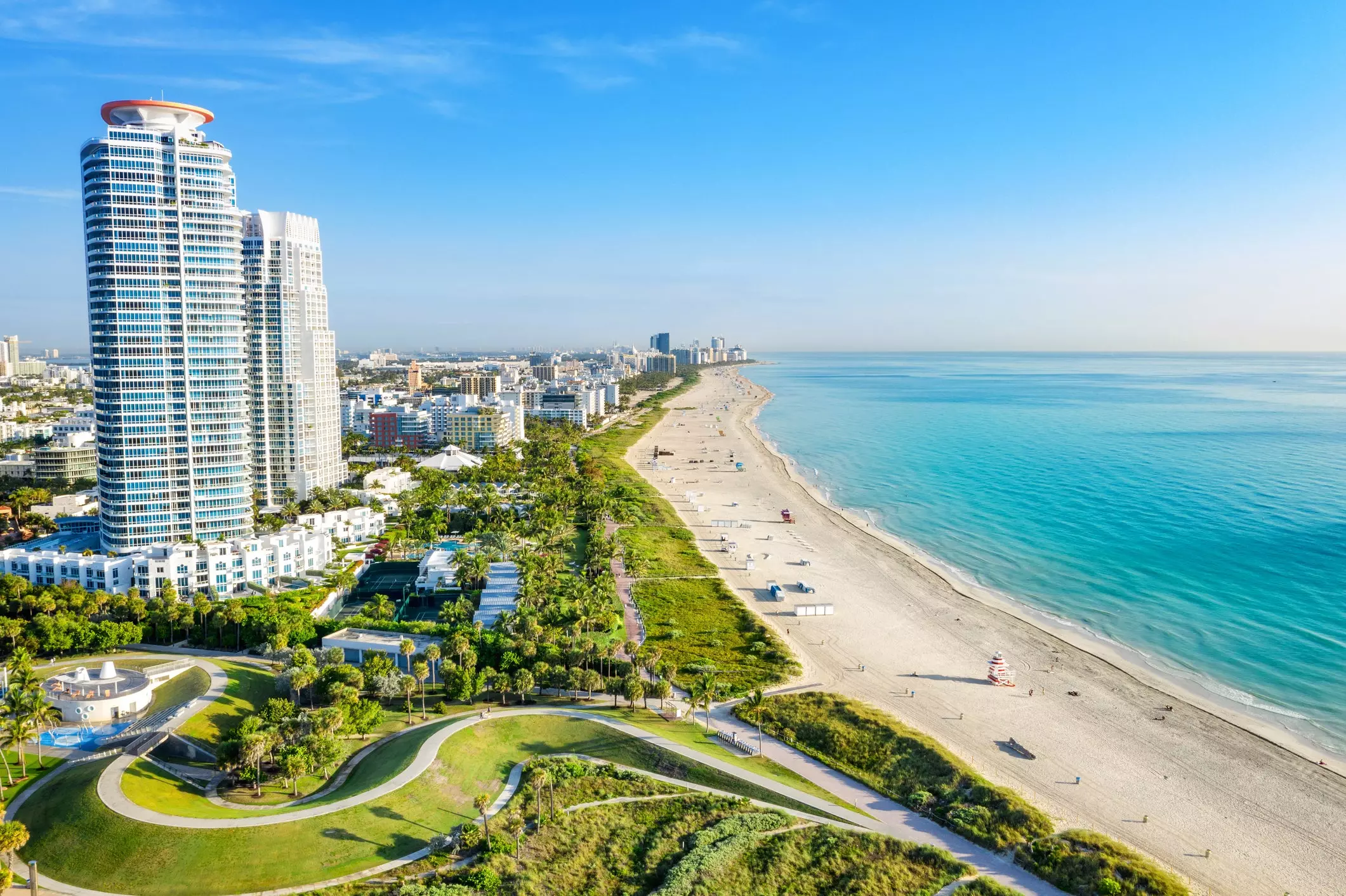 Panoramiczny widok na South Beach w Miami South Pointe Park z wysokimi wieżowcami i błękitnym słonecznym letnim niebem, Floryda, USA. Wieżowce dzielnicy Brickell w pobliżu centrum Miami w południowej części South Beach. (Zdjęcie: Pola Damonte/Getty Images)