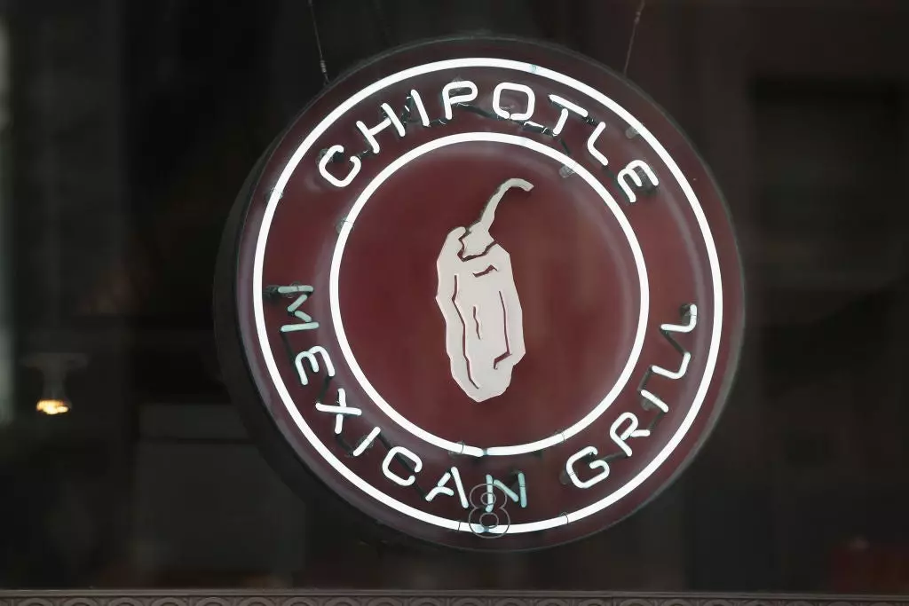 CHICAGO, IL - 25 UKWAKIRA: Icyapa cyerekana aho resitora ya Chipotle iri ku ya 25 Ukwakira 2017 i Chicago, muri Illinois. Chipotle stock yagabanutse hejuru ya 14% uyumunsi nyuma yo kwinjiza 3Q idakomeye. (Ifoto ya Scott Olson / Amashusho ya Getty)