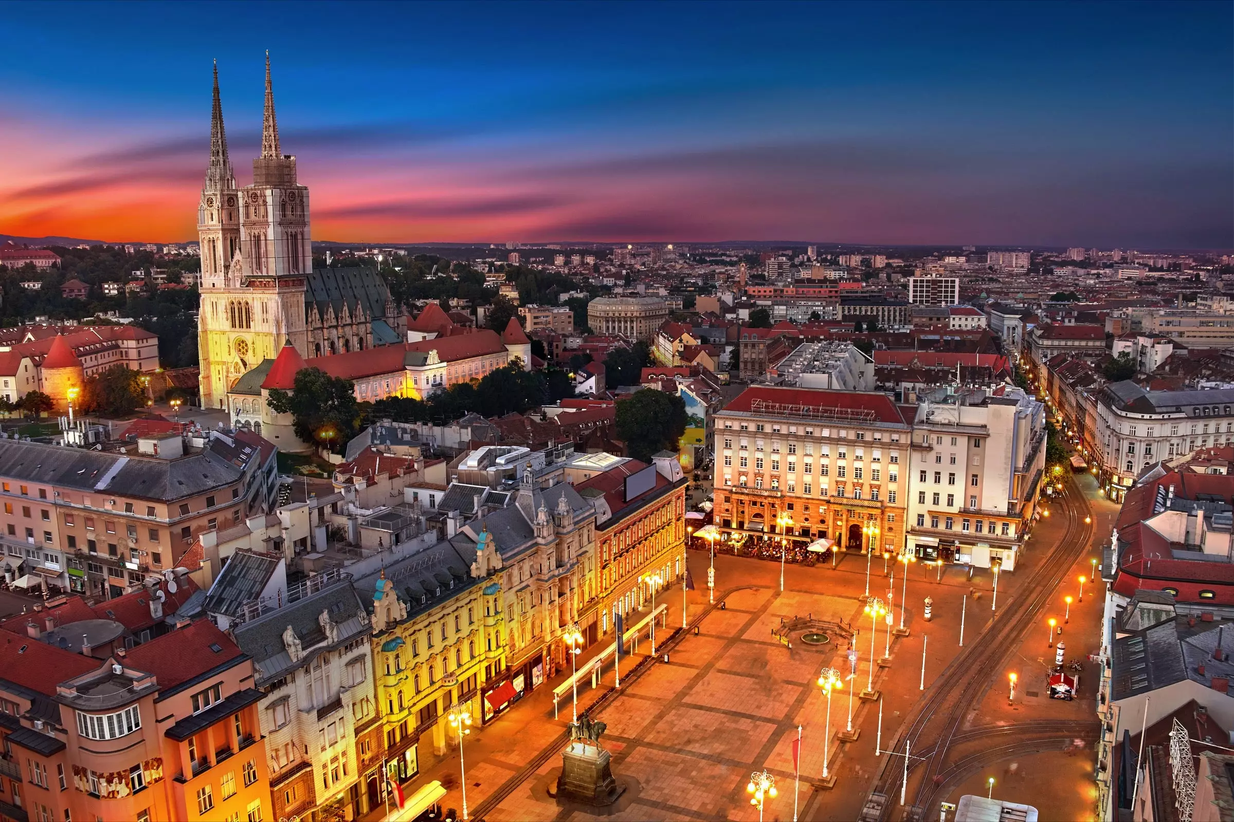 Ban Jelacic Square ni Zagreb ni alẹ