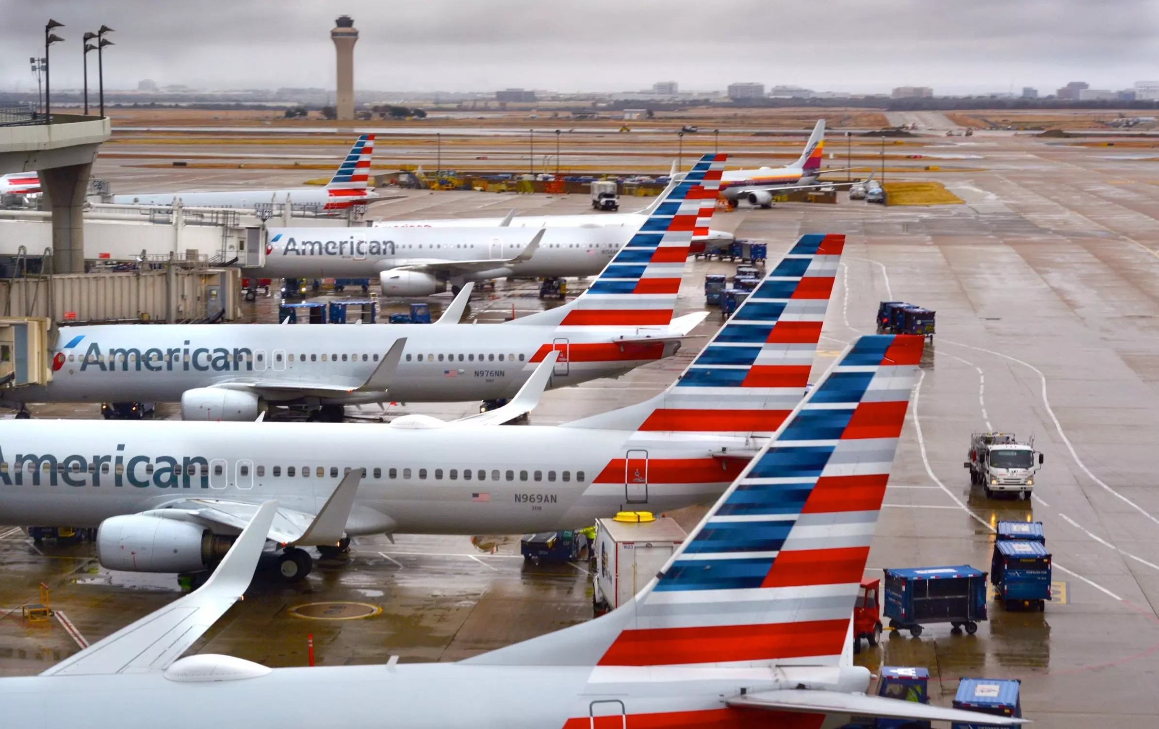 American Airlines jet sa ganghaan sa Dallas