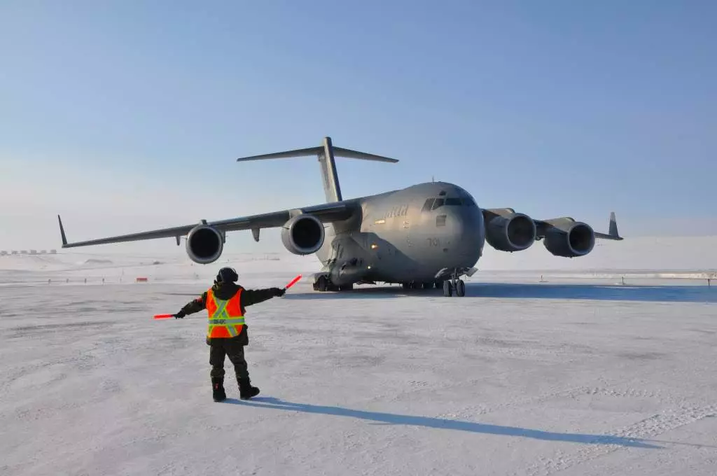 Alert, Nunavut, Kanada. Ofbylding fan C-17 troch Canadian Armed Forces.