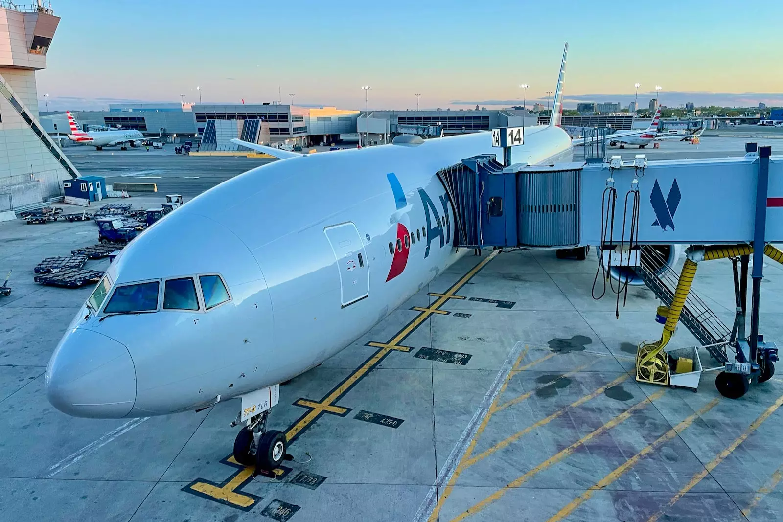 Flugzeug der American Airlines an einem Gate