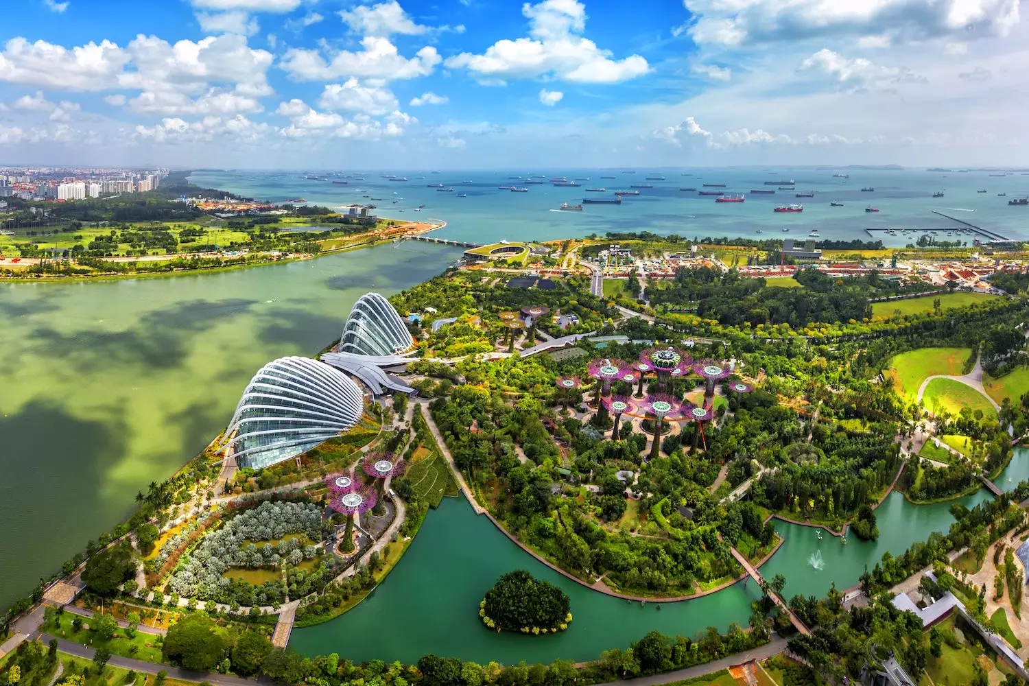 Skats no putna acīm uz Singapūras pilsētas panorāmu Singapūrā