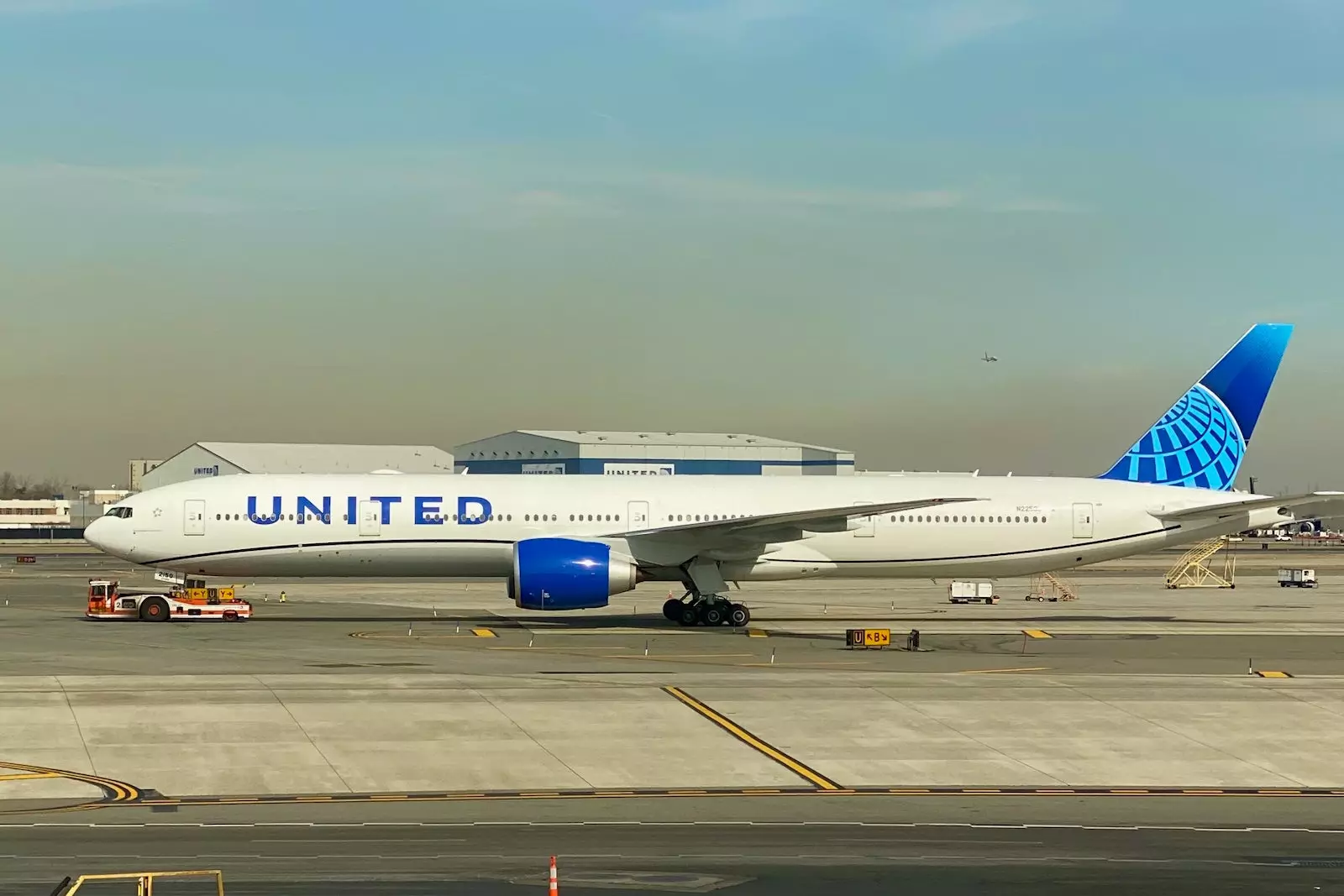 United amelyore 8 wout Hawaii ak plis lie-flats, pi gwo avyon lajè-kò