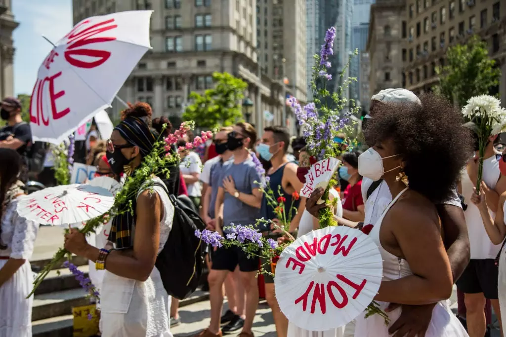 Akara Juneteenth n'ememme na ngagharị iwe n'obodo ndị gafere America