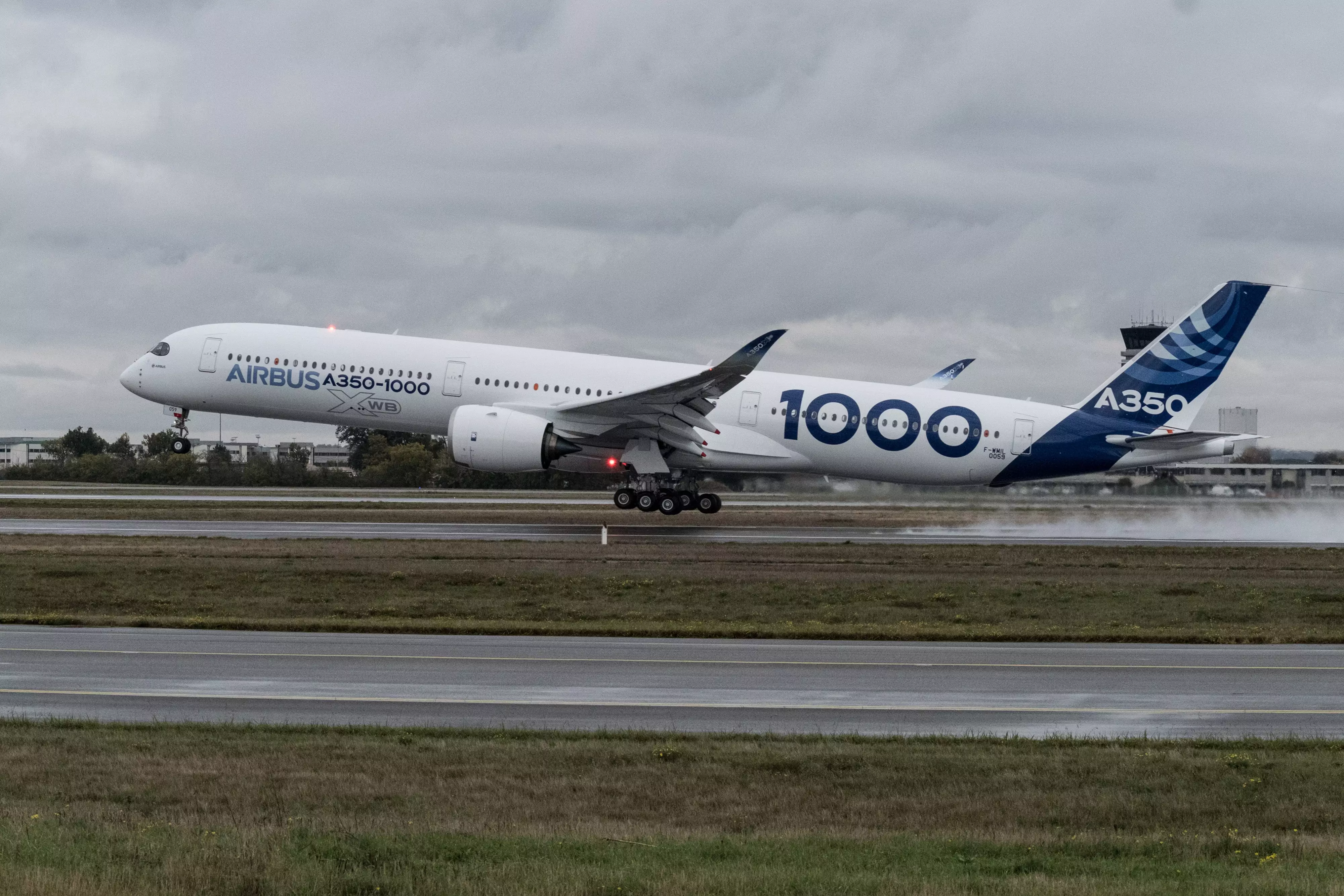 El la fabriko Airbus en Tuluzo, Francio, ekflugas ĵaŭdon, la 24-an de novembro 2016, ĝemela pasaĝeraviadilo A350-1000, fabrikita de Airbus Group SE. La plej granda versio de la larĝkorpa jeto A350 de Airbus faros sian unuan flugon ĵaŭdon. , ŝveligante la kapaciton de la dumotora modelo kaj ĵetante plian dubon sur la estonteco de kvar-turbinaj aviadiloj inkluzive de la propra A380 de la produktanto kaj la Boeing Co. 747. Fotisto: Balint Porneczi/Bloomberg per Getty Images